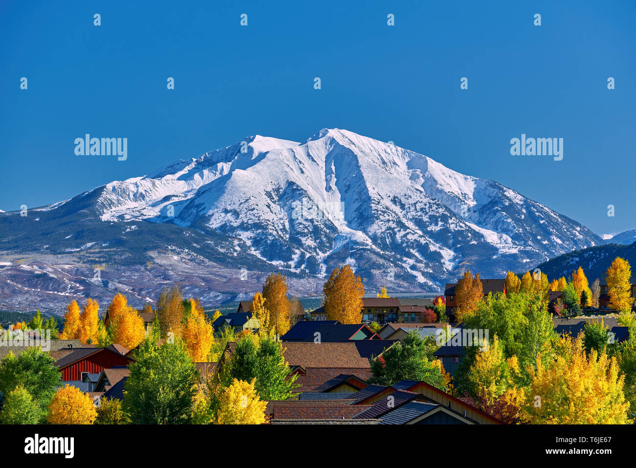 Beautiful neighborhood in colorado rocky hi-res stock photography and ...