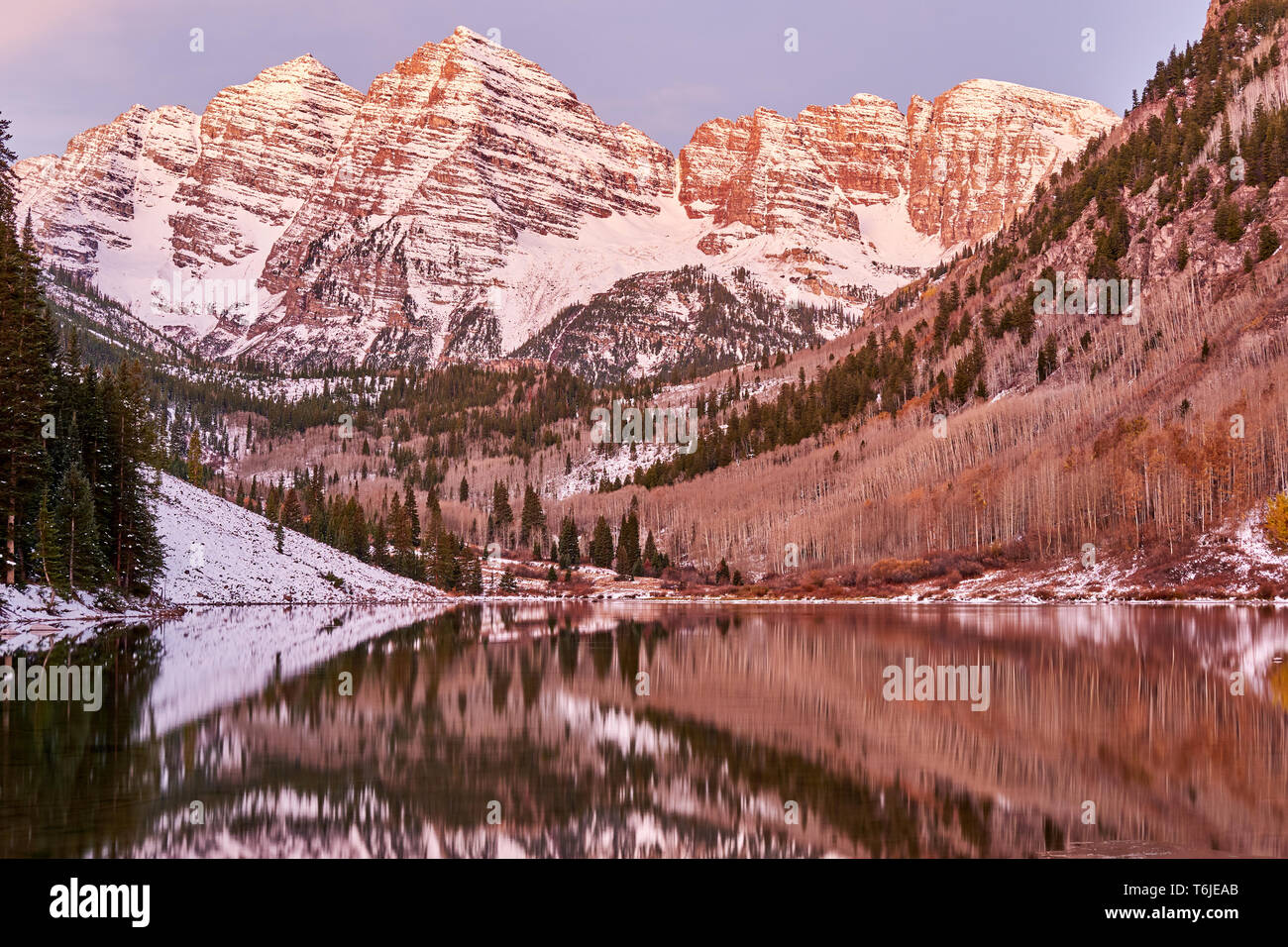 Maroon Bells and Maroon Lake at sunrise Stock Photo - Alamy