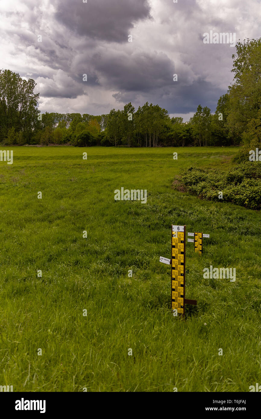 Dramatic scale in nature hi-res stock photography and images - Alamy