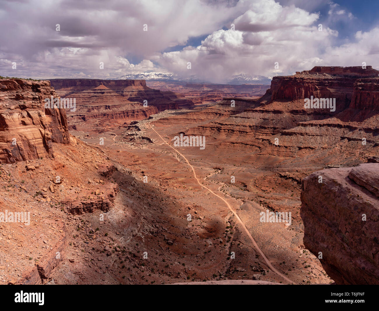 White rim road hi-res stock photography and images - Alamy