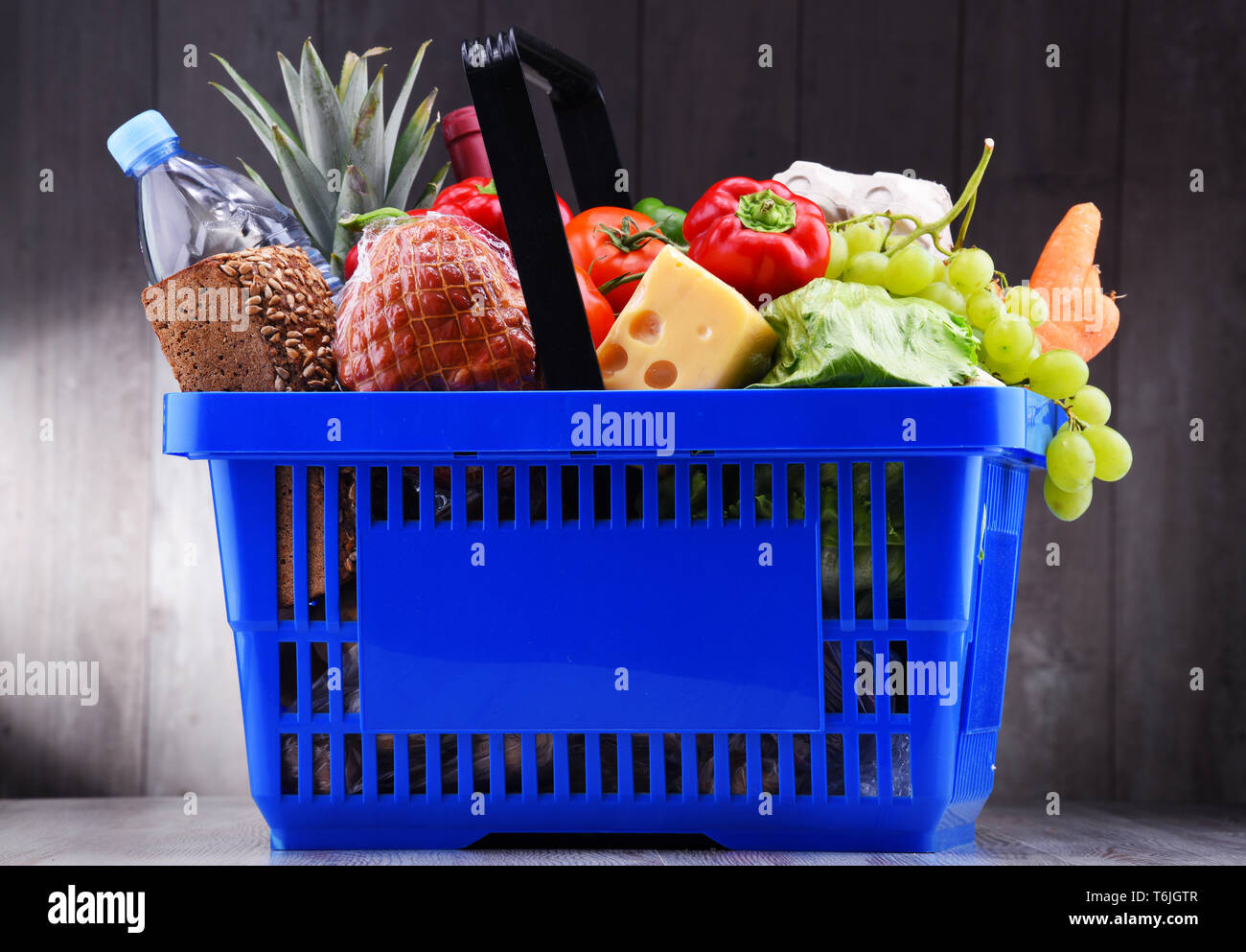 Plastic basket fresh eggs hi-res stock photography and images - Alamy