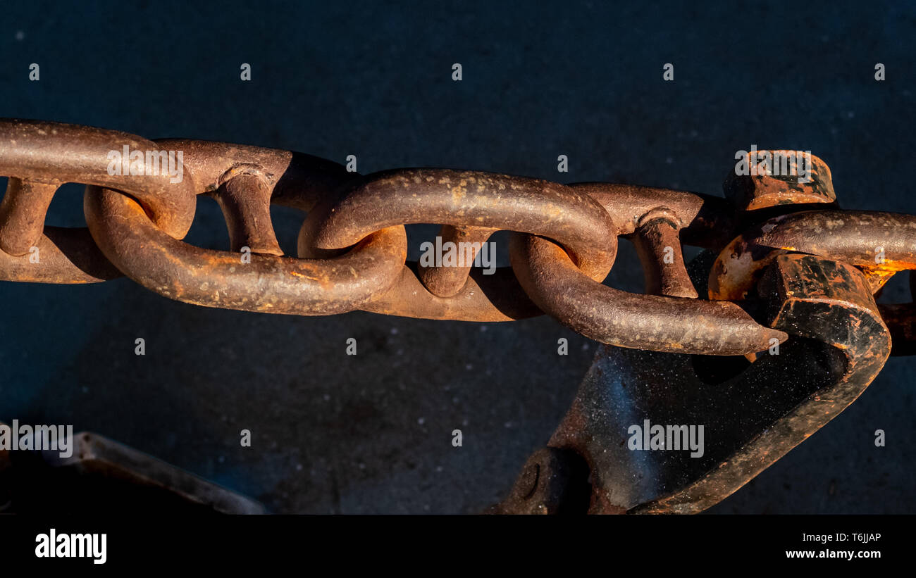 Links of a rusty anchor chain Stock Photo - Alamy
