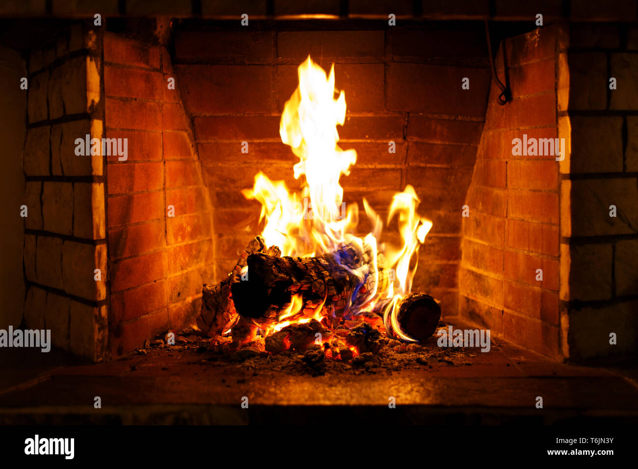 Burning fireplace hi-res stock photography and images - Alamy
