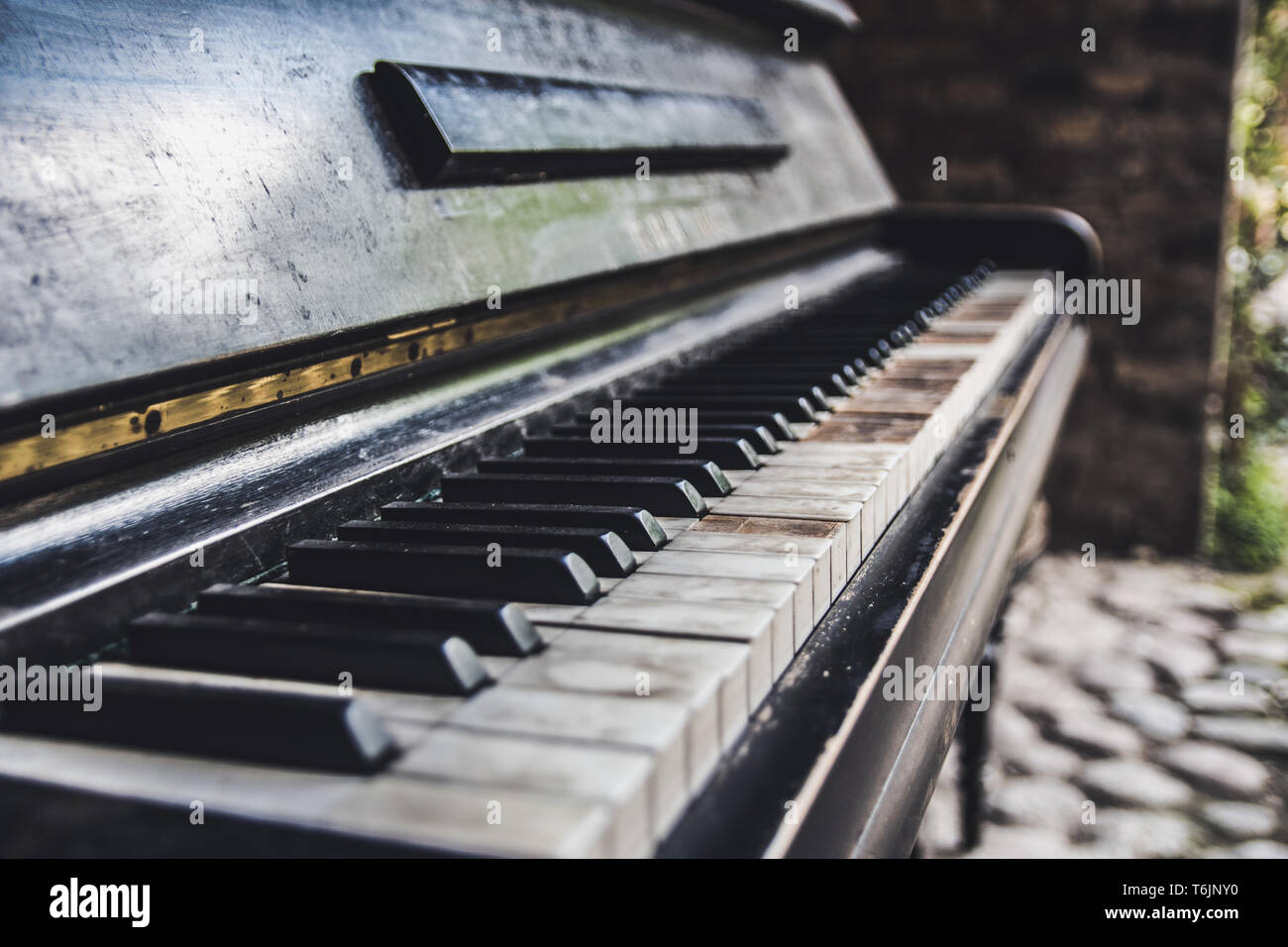 Abandoned piano hi-res stock photography and images - Alamy