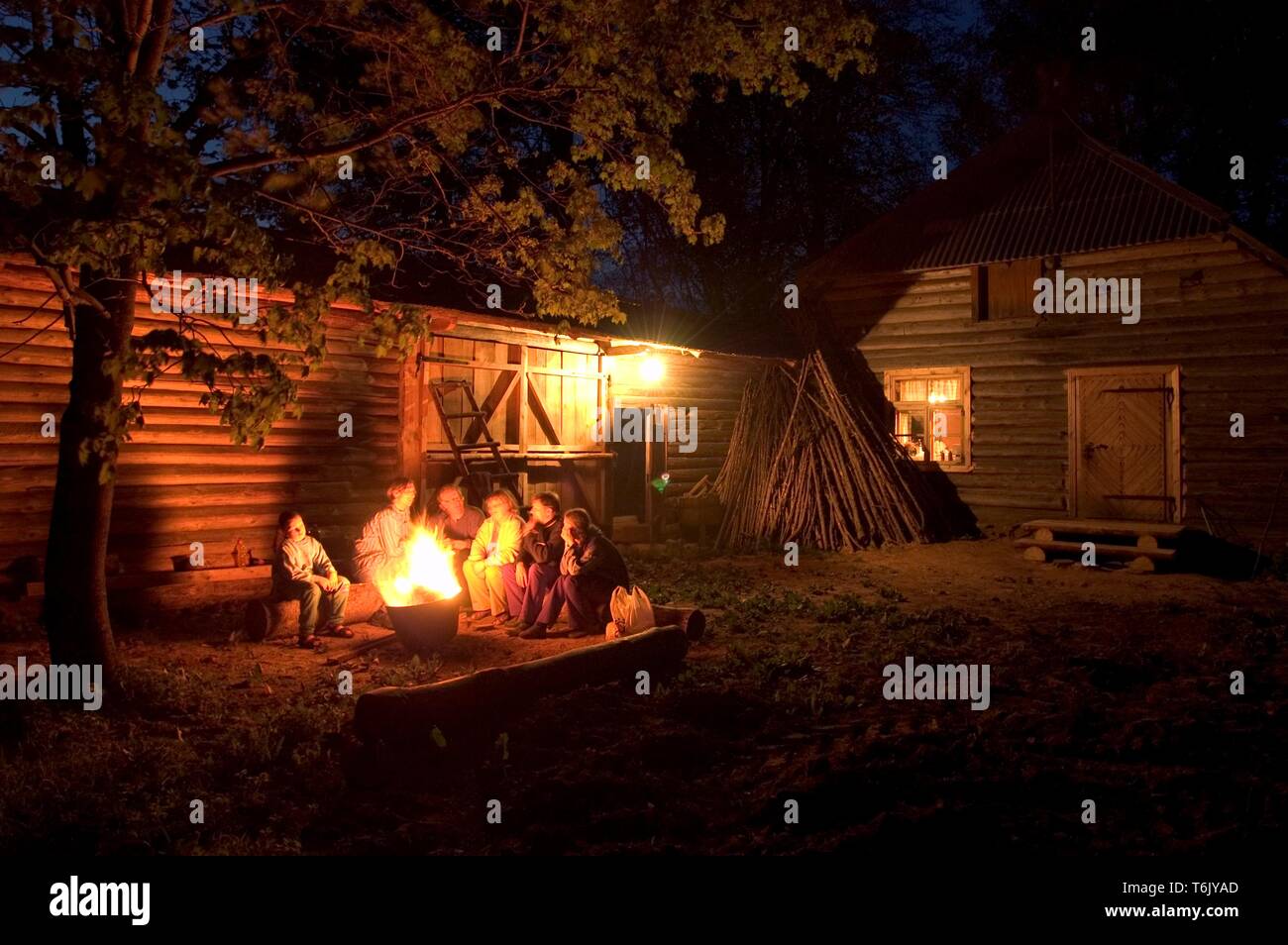 Building a garden bonfire hi-res stock photography and images - Alamy