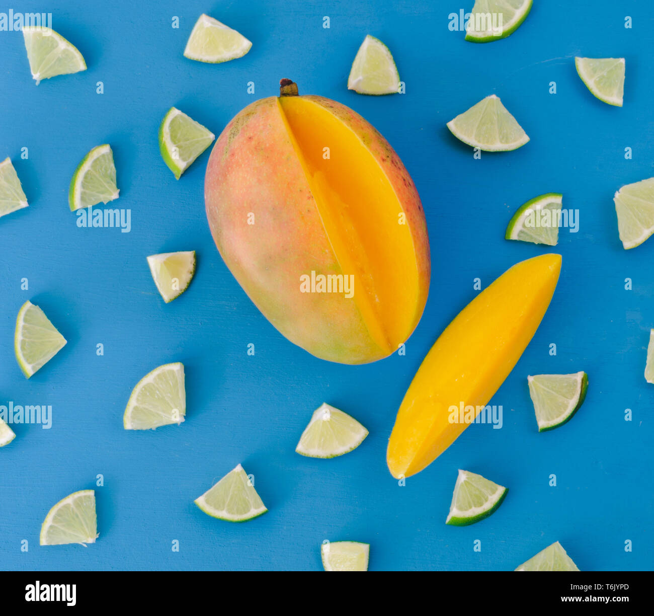 Mango cut with lemon slices. Flat lay Stock Photo - Alamy