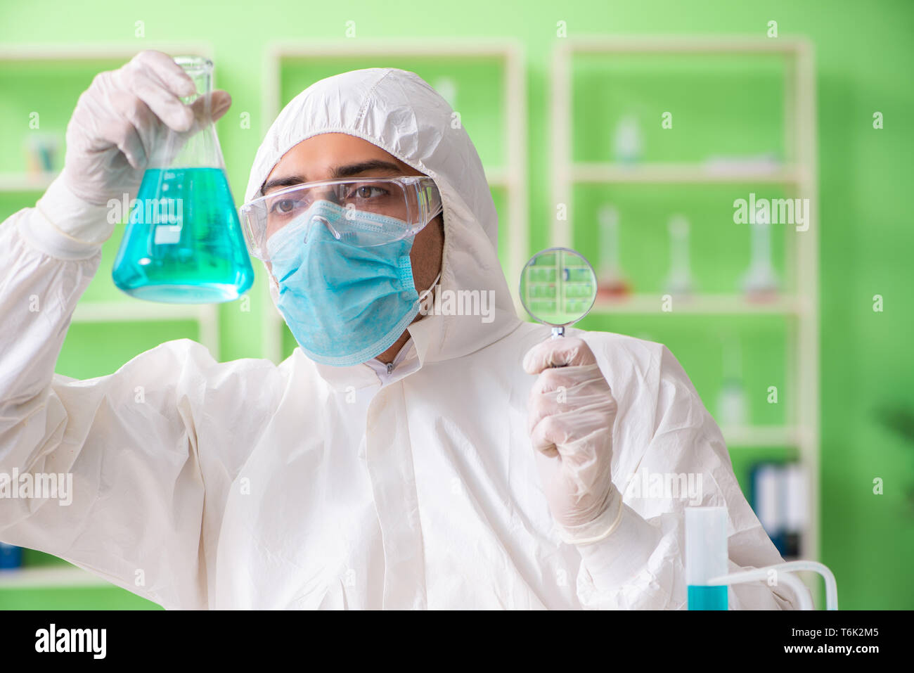Chemist working in the lab on new experiment Stock Photo - Alamy