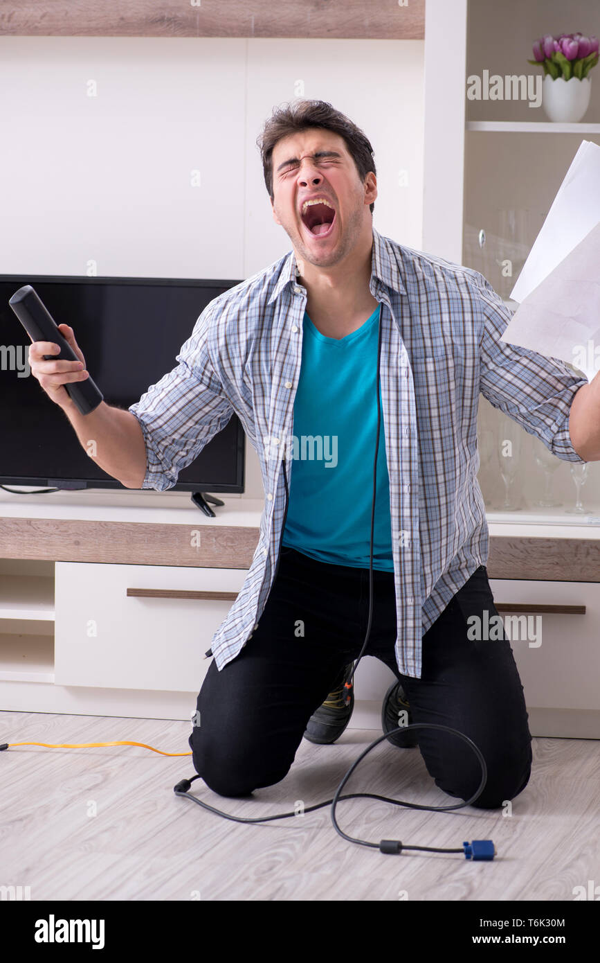 Man yelling at tv hi-res stock photography and images - Alamy