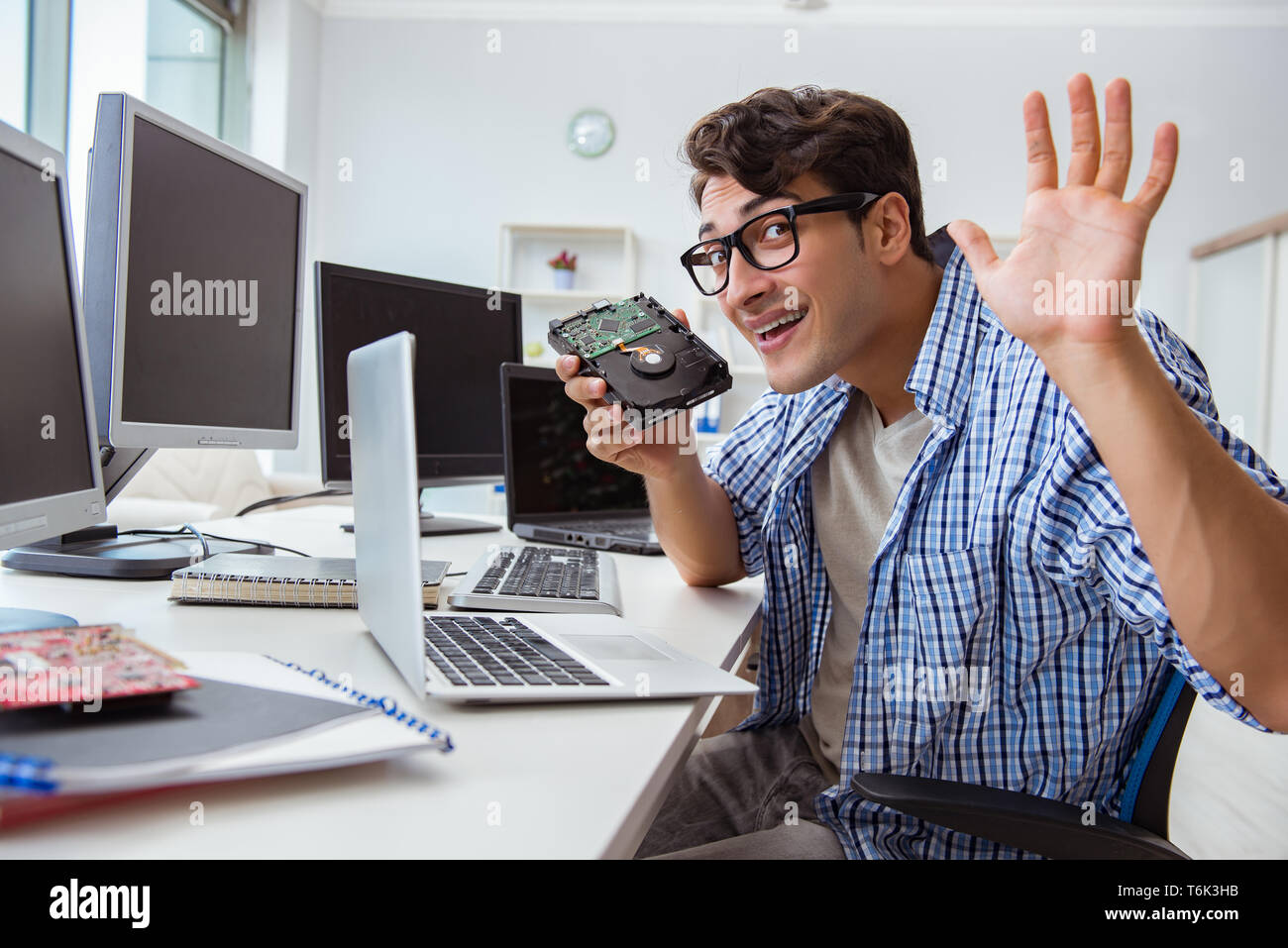 Technician with broken hard drive Stock Photo - Alamy