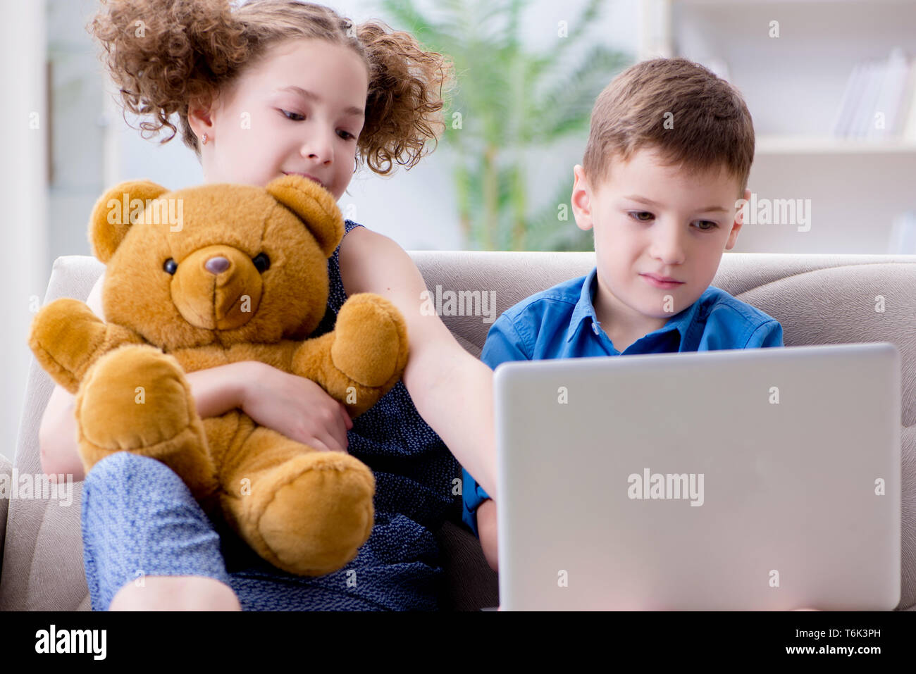 Two kids hugging preschool hi-res stock photography and images - Alamy