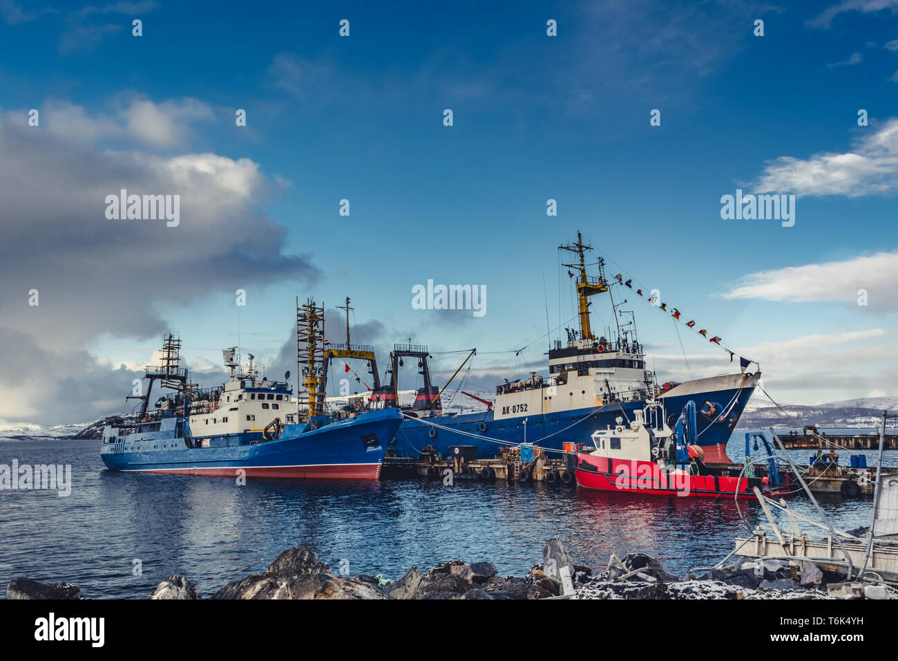 Ships at shipping pier hi-res stock photography and images - Alamy