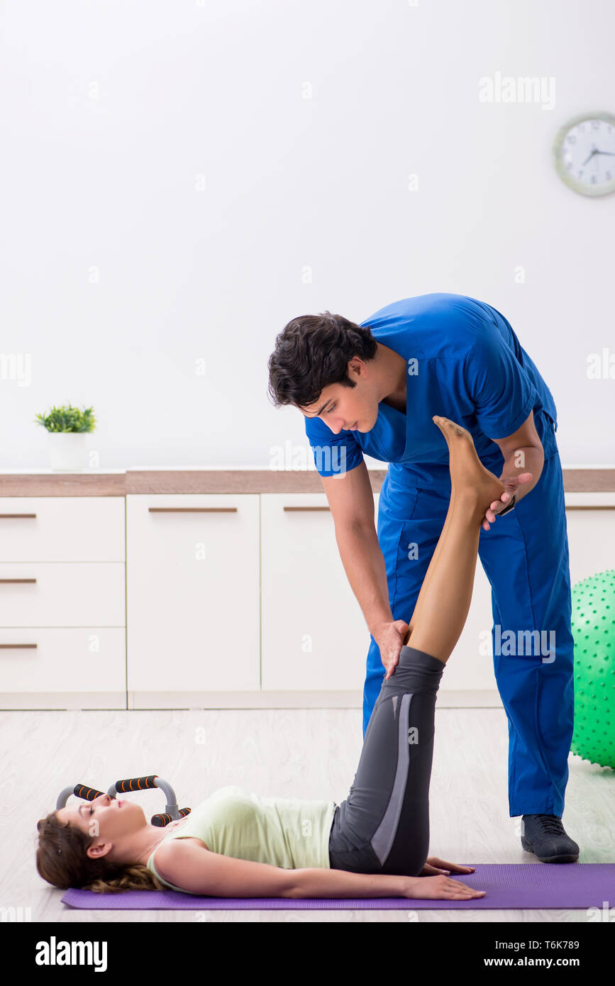 Sportsman showing abs hi-res stock photography and images - Alamy