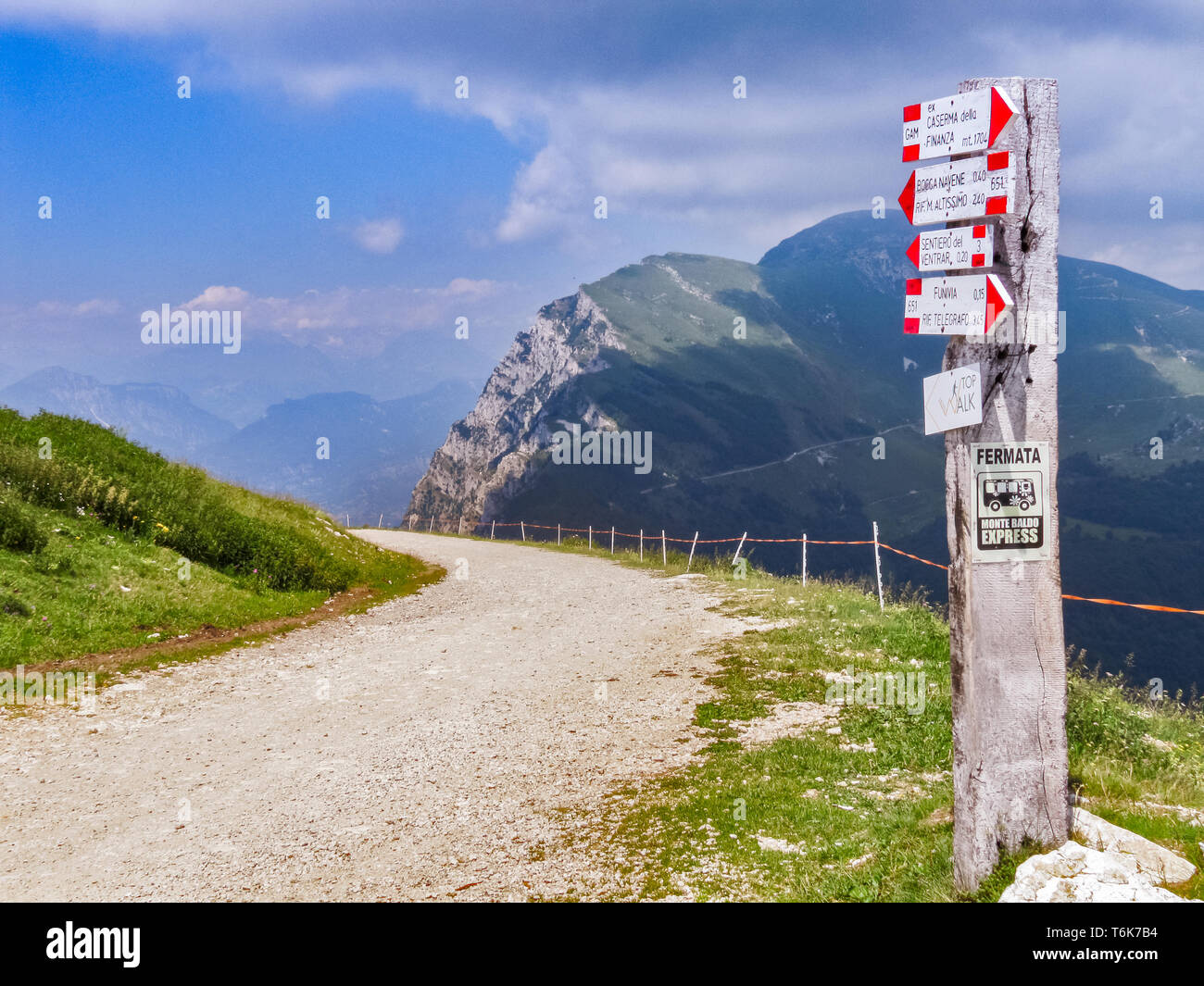 Altopiano del Monte Baldo: indicazioni dei sentieri. Sullo sfondo il ...