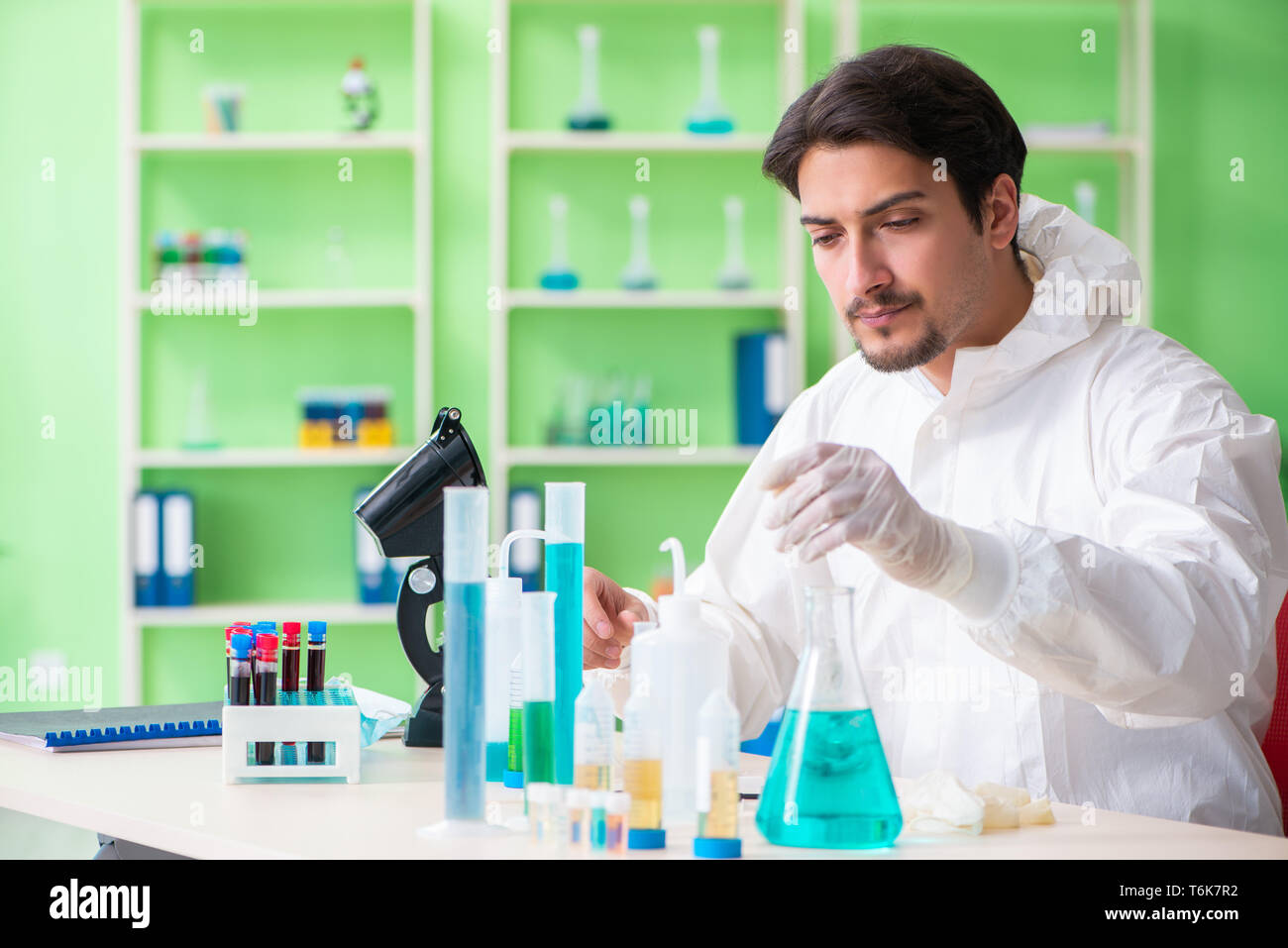 The chemist working in the lab on new experiment Stock Photo - Alamy