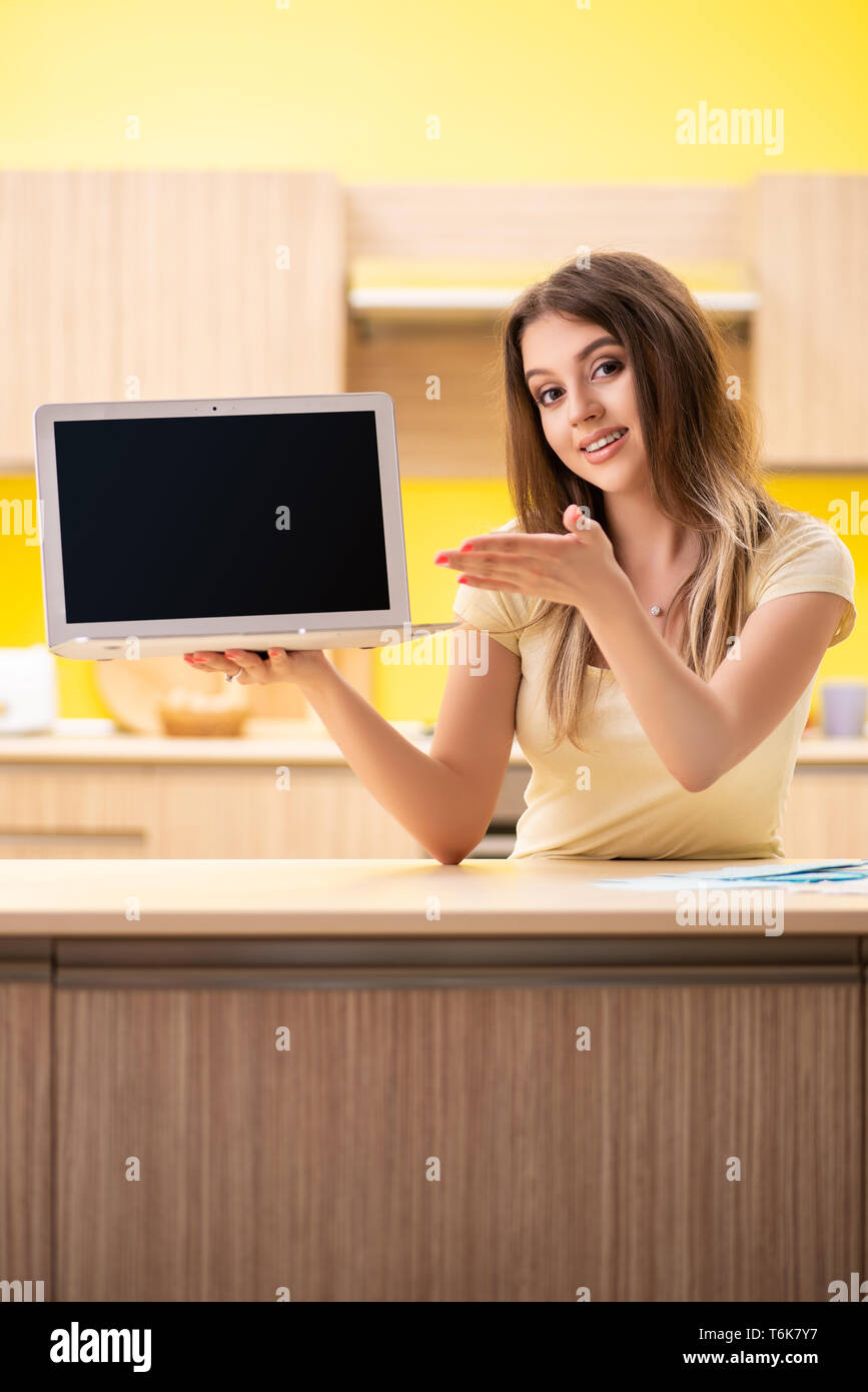 Tv blogger hi-res stock photography and images - Alamy