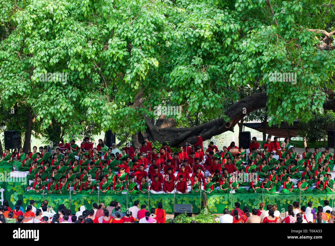 Chhayanat's singers perform at Ramna Botomul to celebrate 'Pohela ...