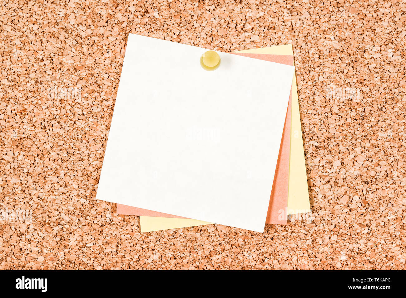 Blank white note with copy space pinned to a corkboard Stock Photo - Alamy