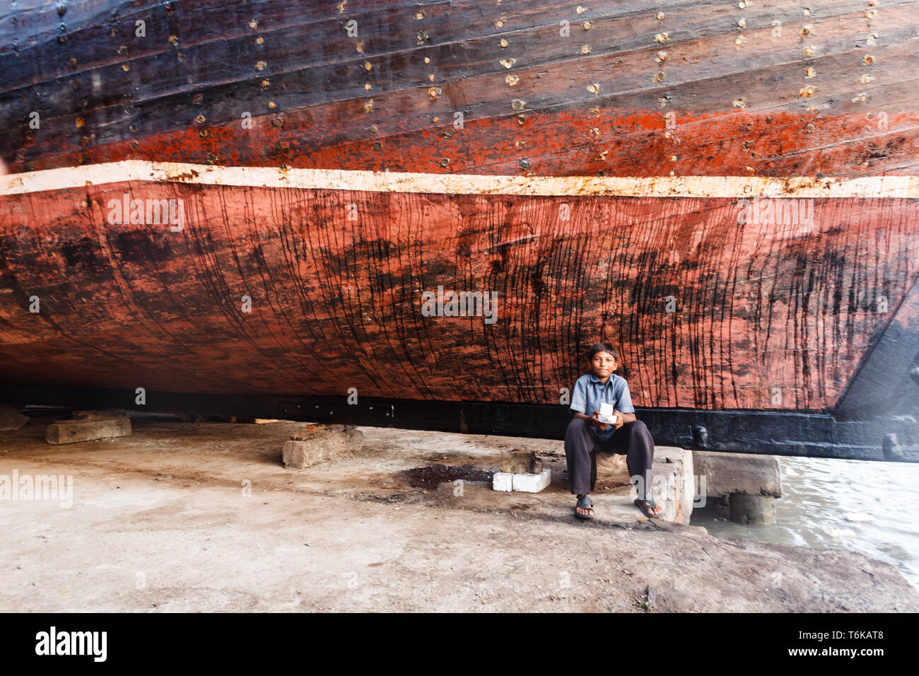 India shipyard hi-res stock photography and images - Alamy