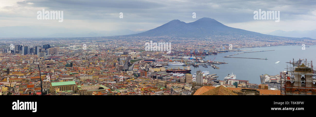 panorama of Napoli with a view for Vesuvius volcano Stock Photo - Alamy