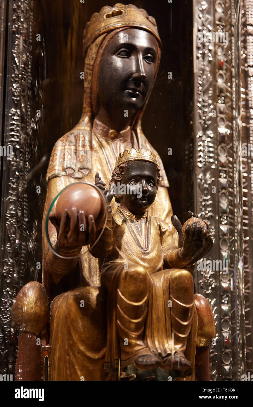 Black madonna statue barcelona hi-res stock photography and images - Alamy