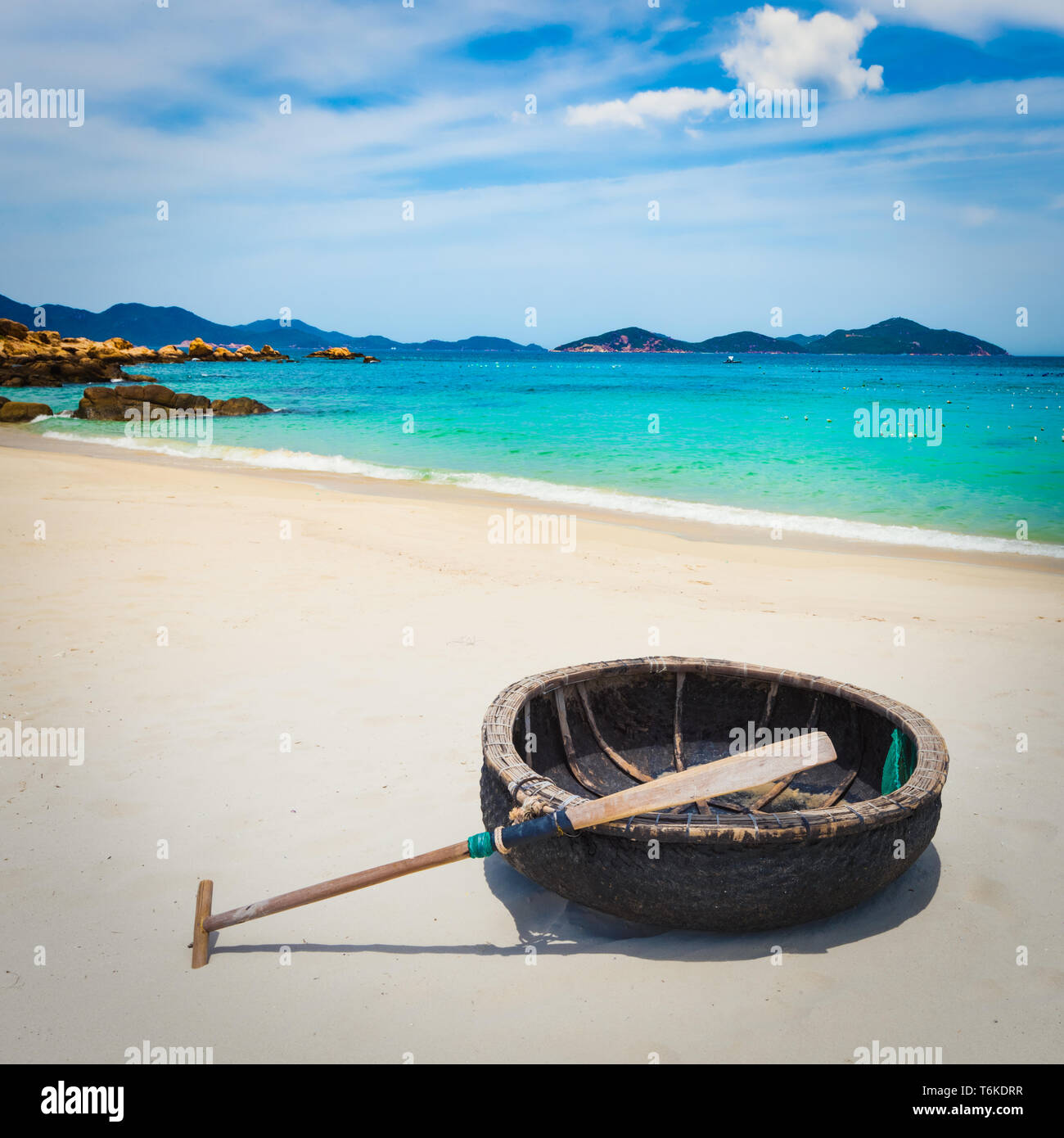 Vietnamese round boat. White sand beach. Vietnam Stock Photo - Alamy
