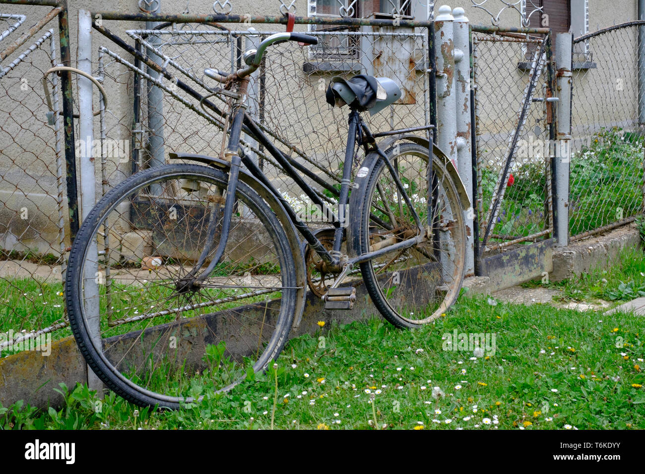 Old fashioned bicycle hi-res stock photography and images - Alamy