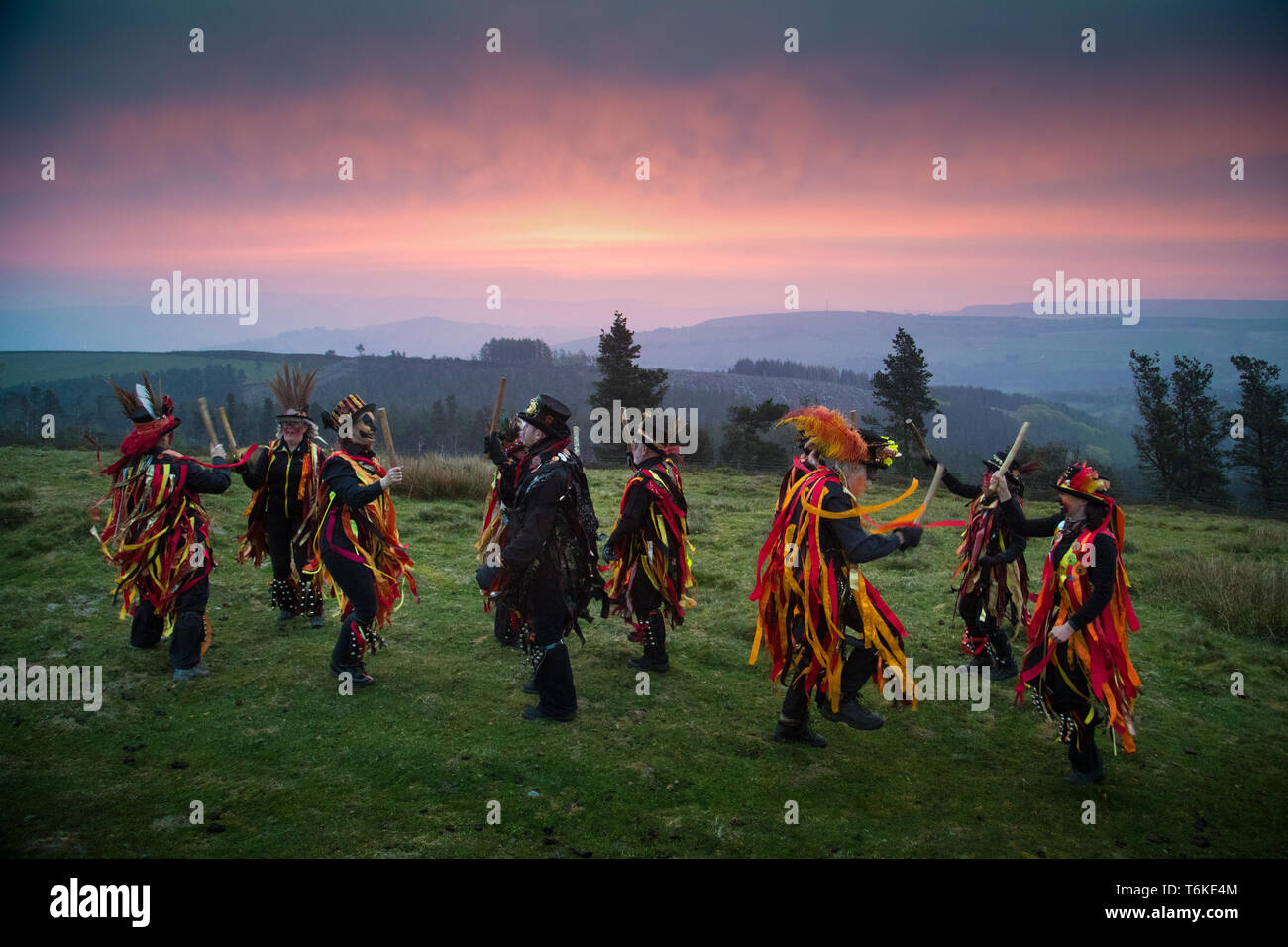 01/05/19 Members of the Powderkegs Morris Dancers 'dance-up-the-dawn ...