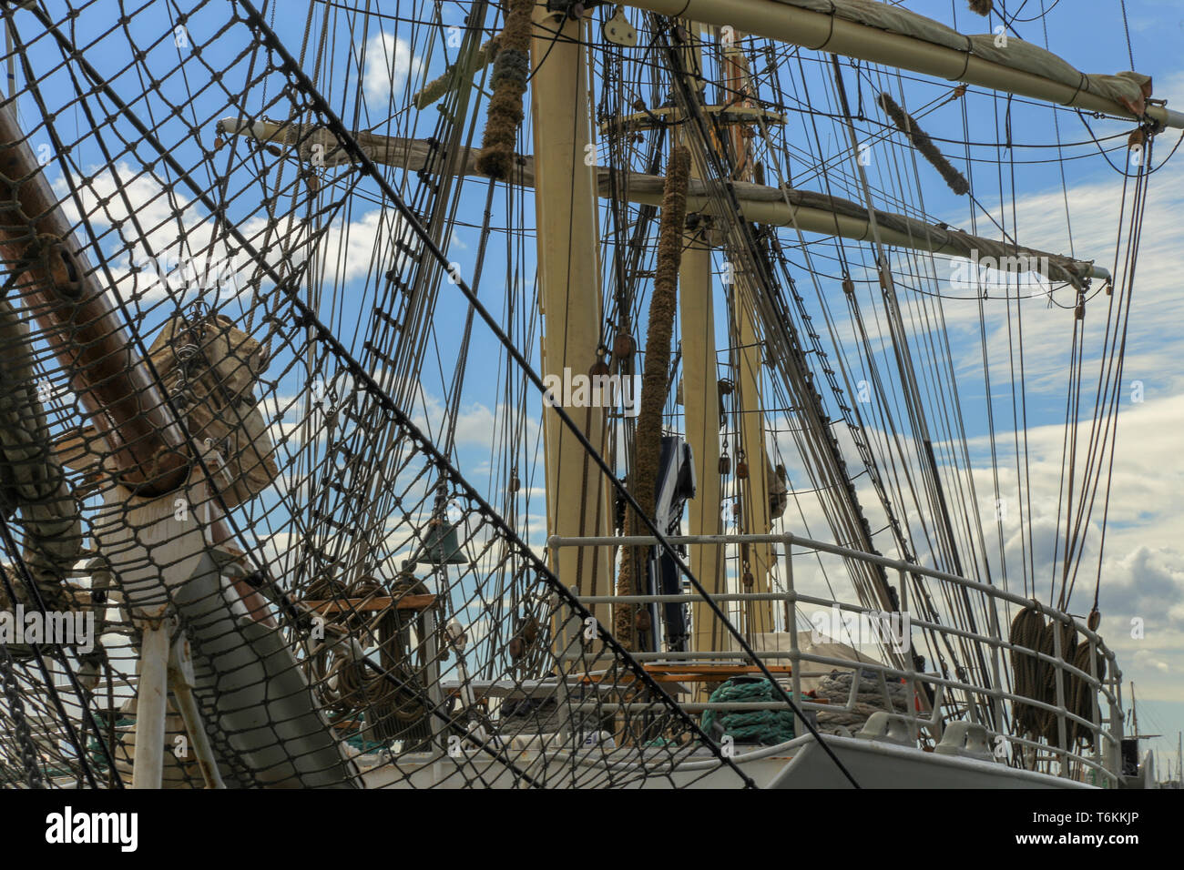 Tangled rigging hi-res stock photography and images - Alamy