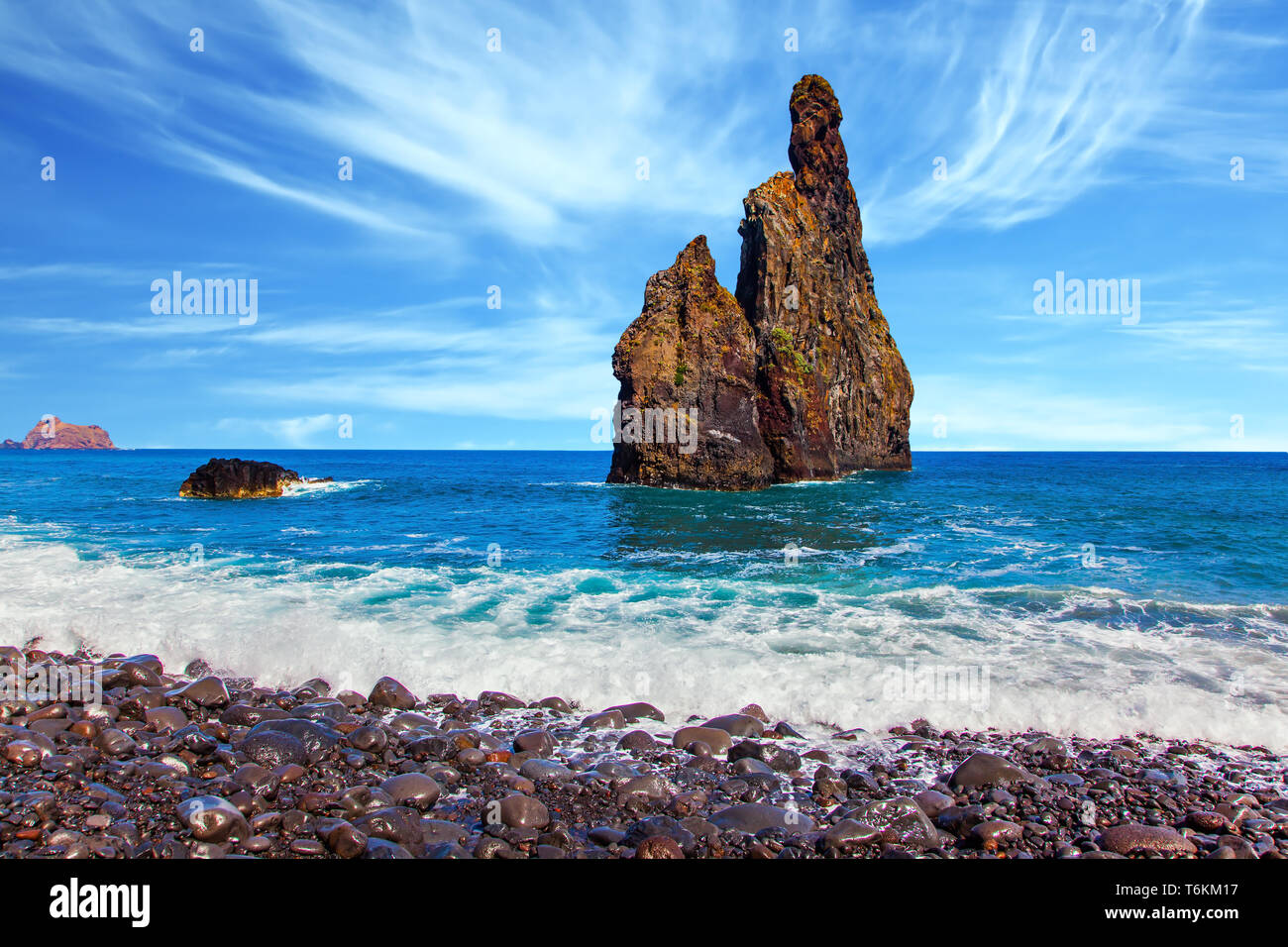 Ocean cliffs hi-res stock photography and images - Alamy