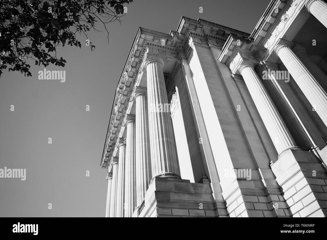 White buildings with columns hi-res stock photography and images - Alamy