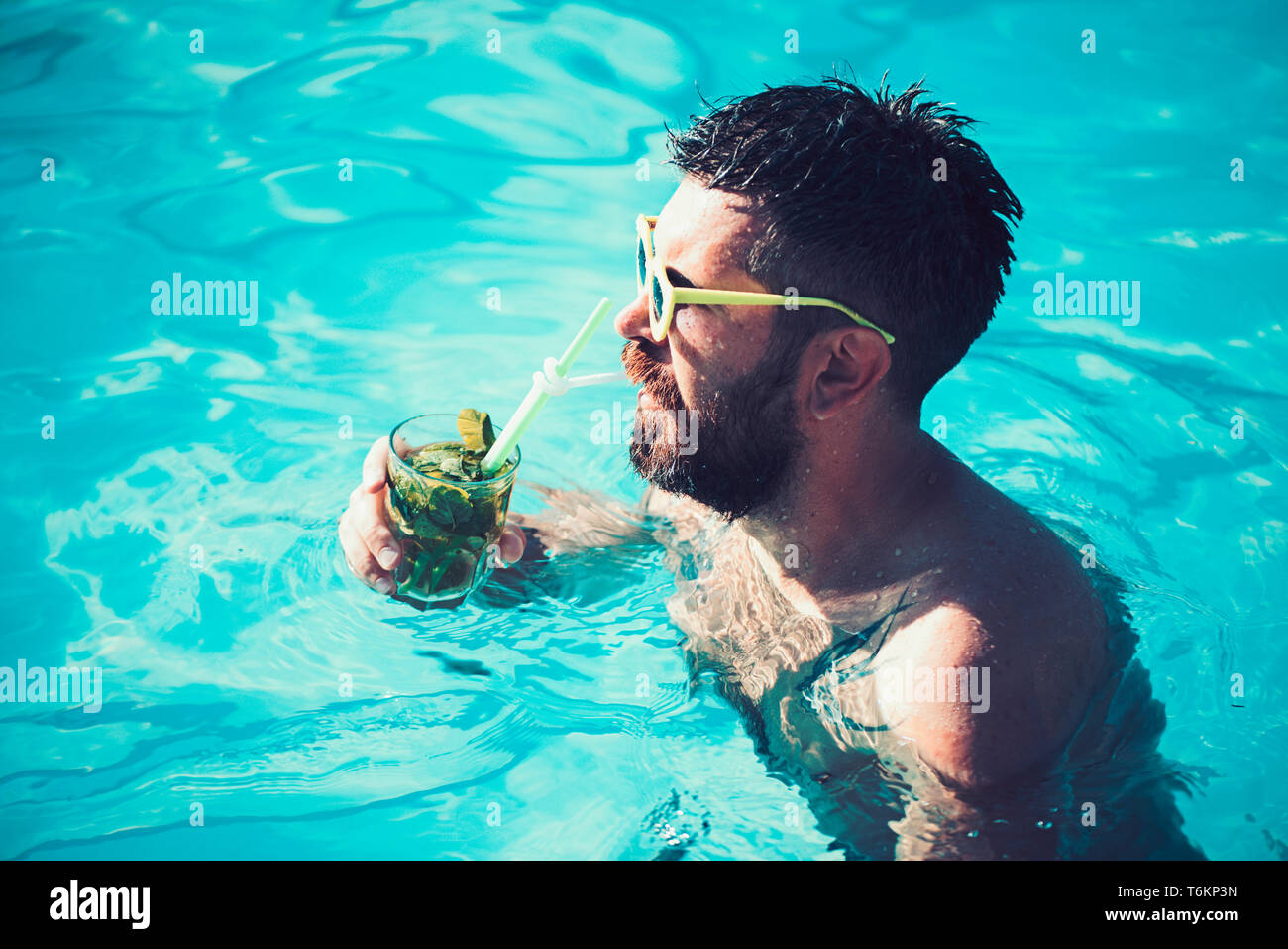 Barman cocktail happy beach hi-res stock photography and images - Alamy