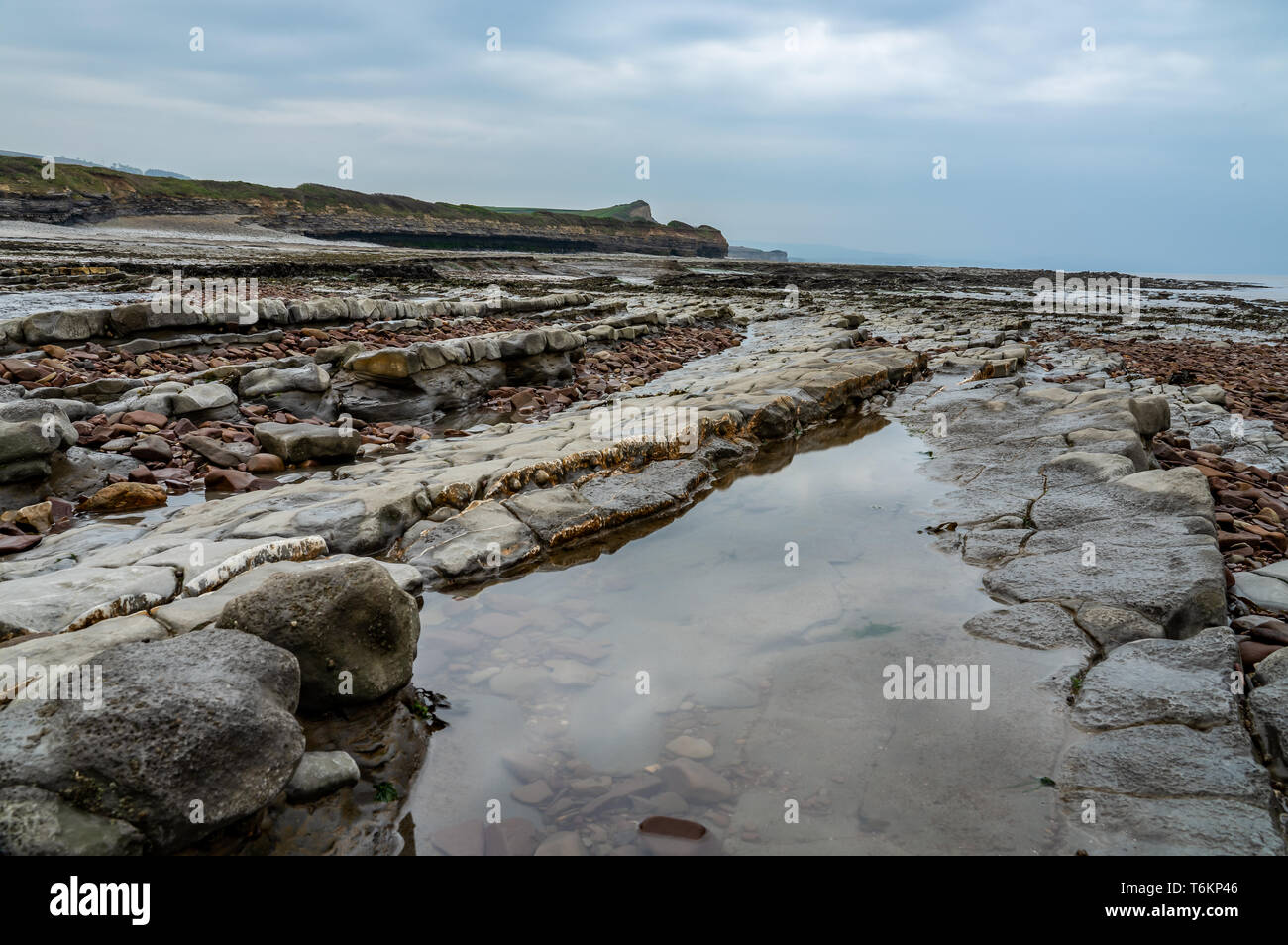 Shoreline low tide rocks hi-res stock photography and images - Alamy