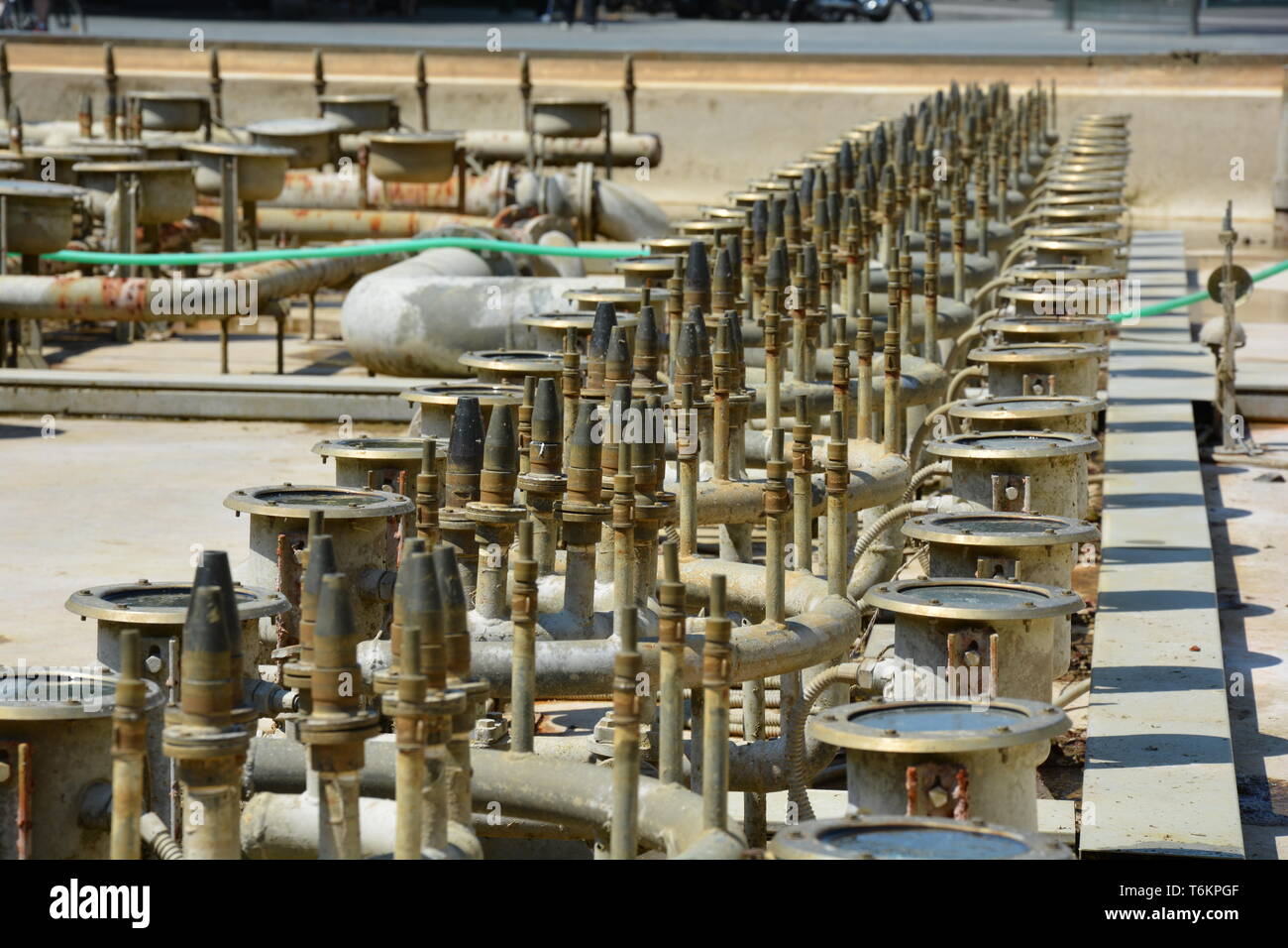 Empty fountain hi-res stock photography and images - Alamy