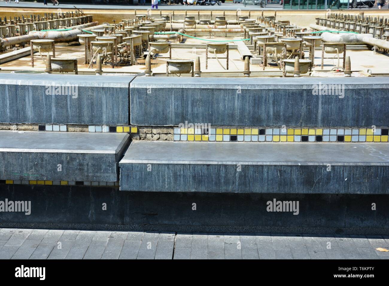 Empty fountain hi-res stock photography and images - Alamy