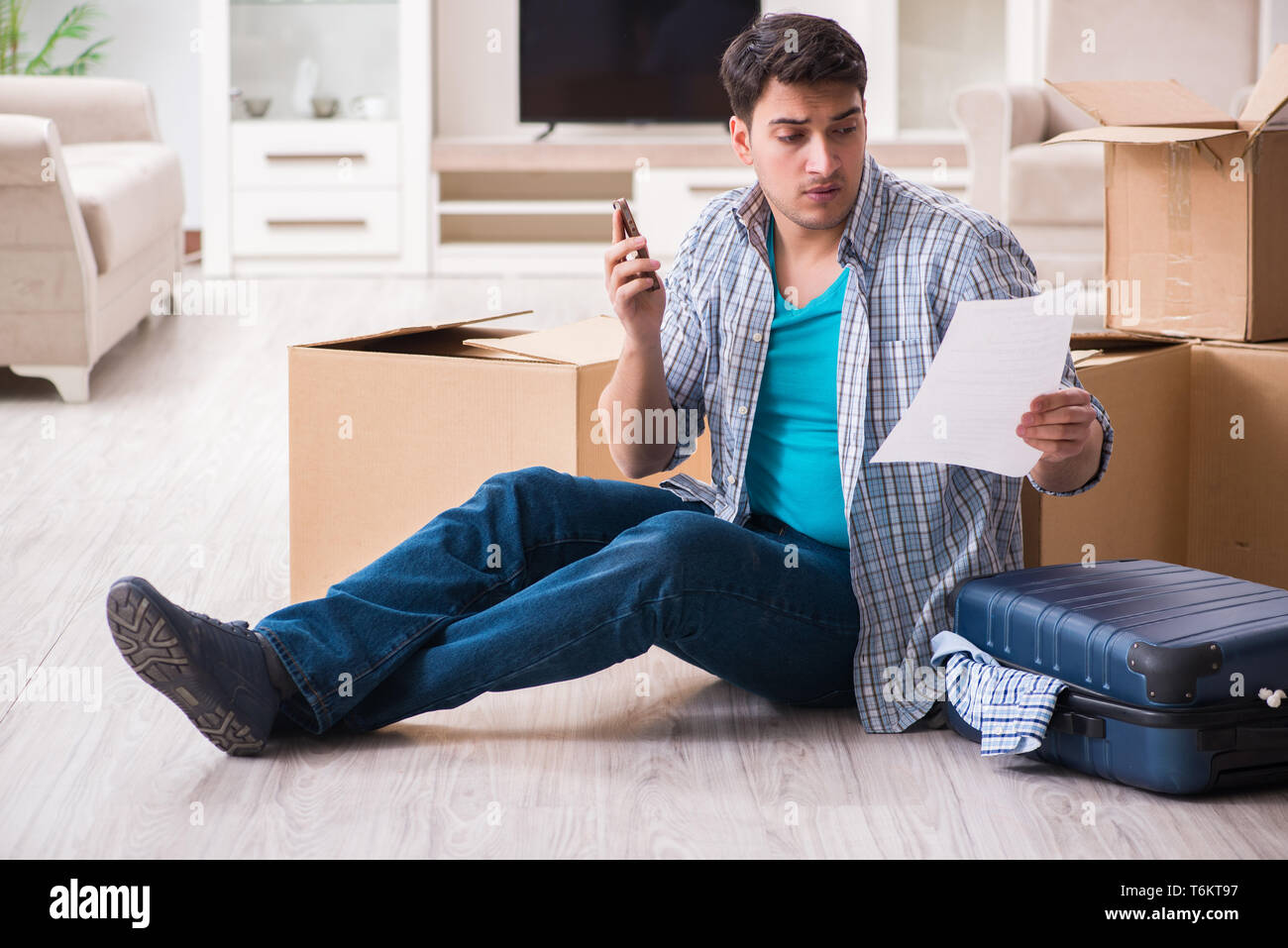 Man smartphone receiving letter hi-res stock photography and images - Alamy