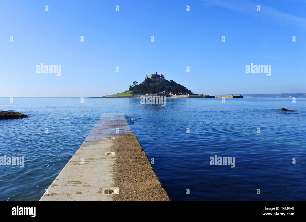 An empty mainland jetty where ferry boats transport visitors to St ...
