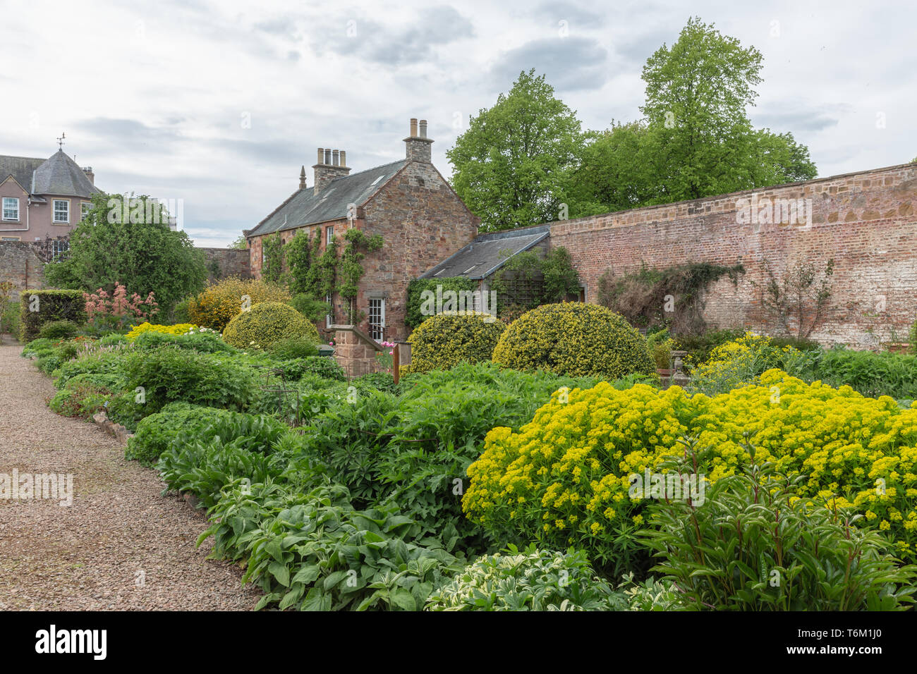 English courtyard with stone wall, furniture and flowers Stock Photo ...