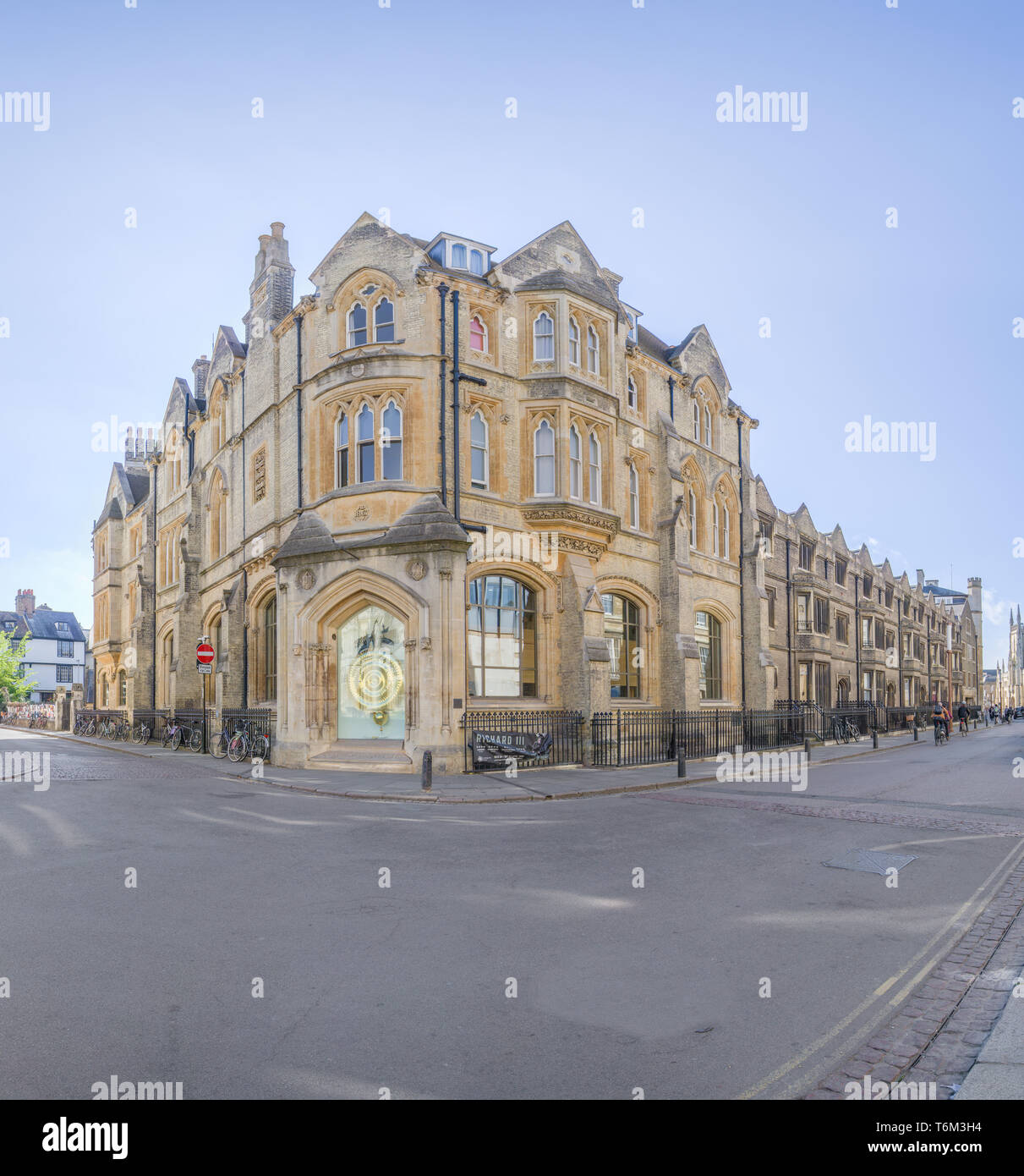 College clock hi-res stock photography and images - Alamy