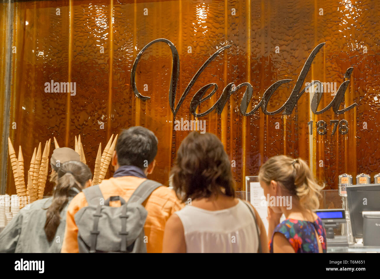 Street life italy hi-res stock photography and images - Alamy