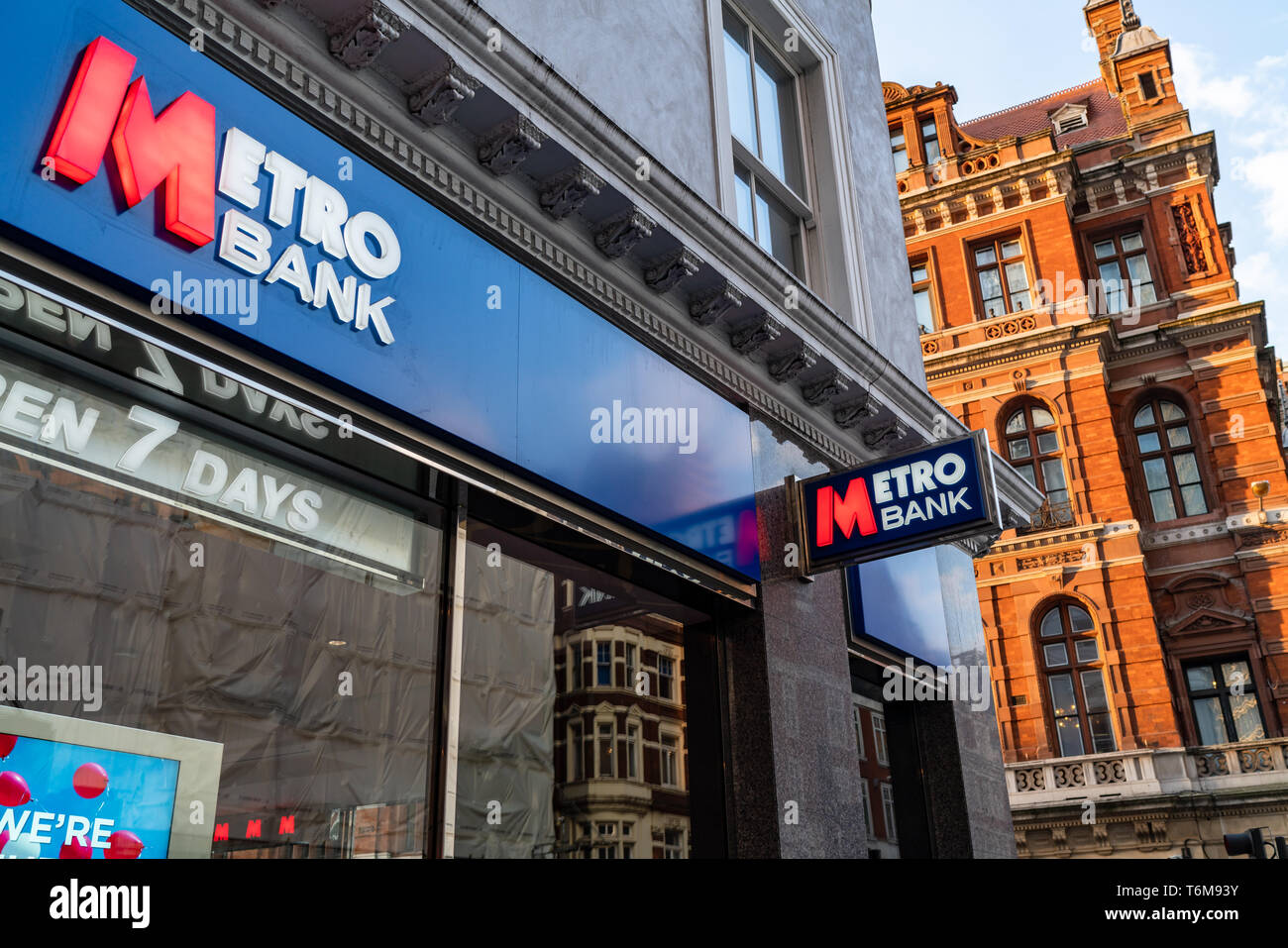 Metro bank shop front hi-res stock photography and images - Alamy