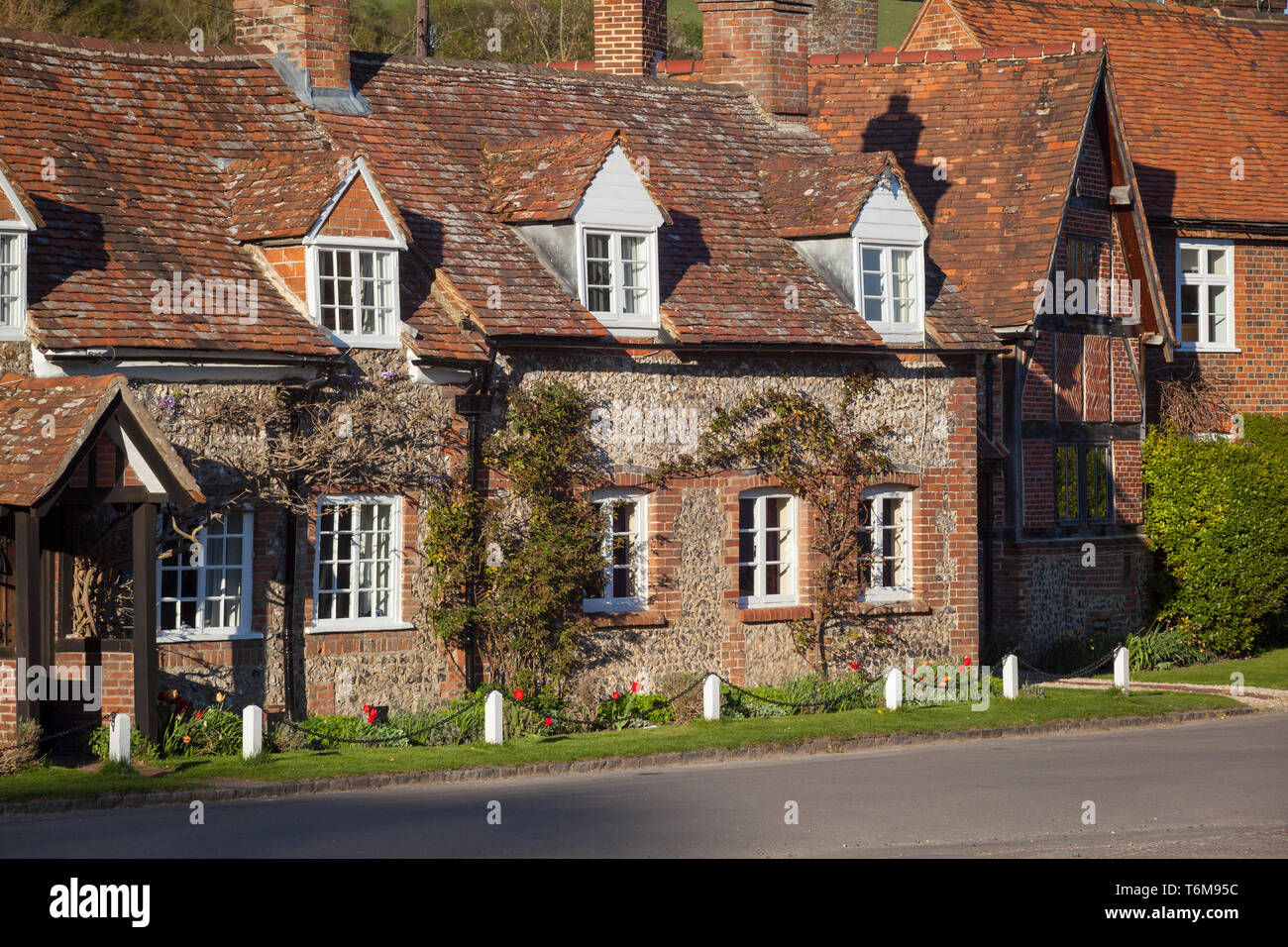Flint cottage chiltern hi-res stock photography and images - Alamy