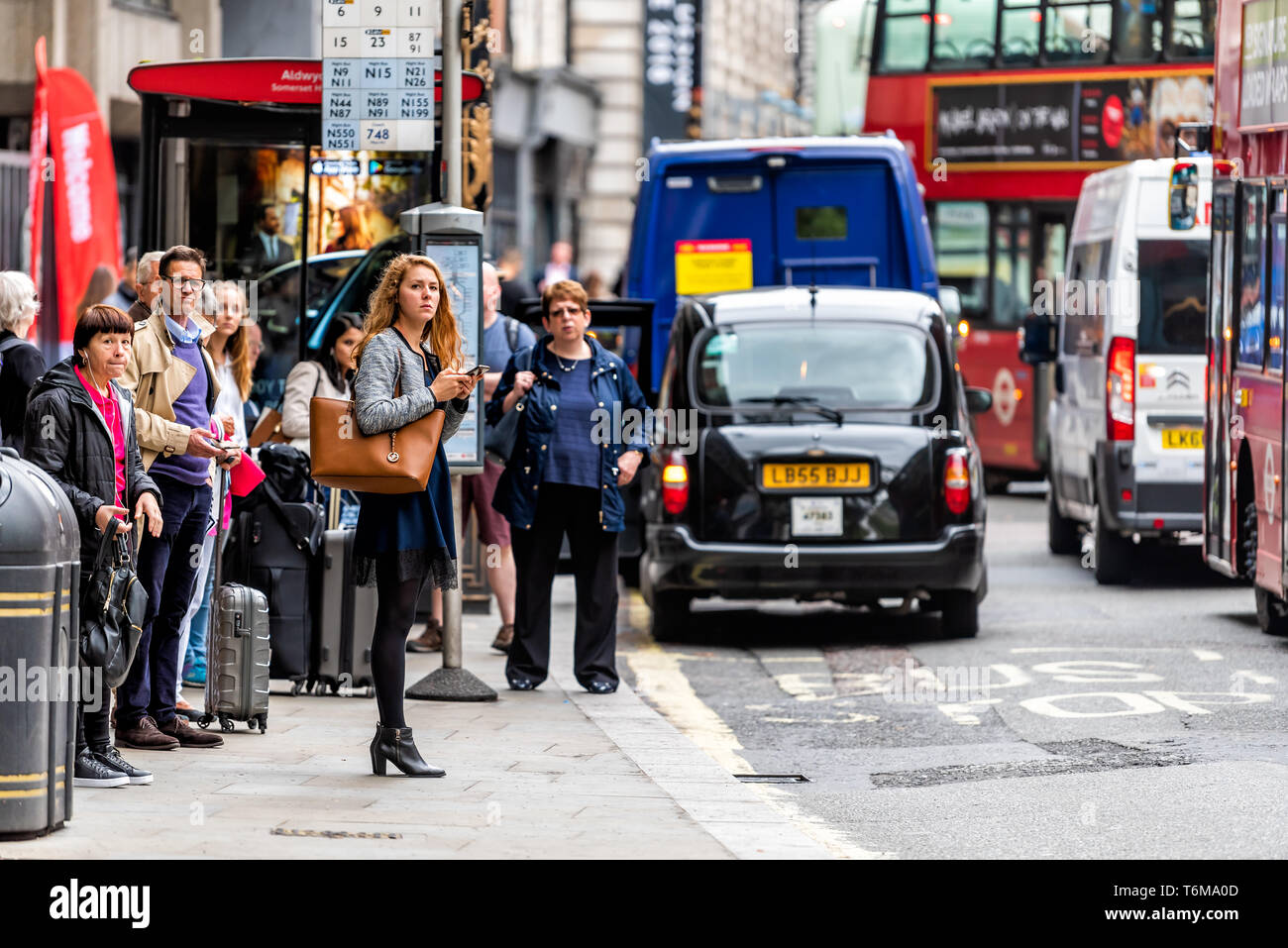 Bus stop uk london woman hi-res stock photography and images - Alamy