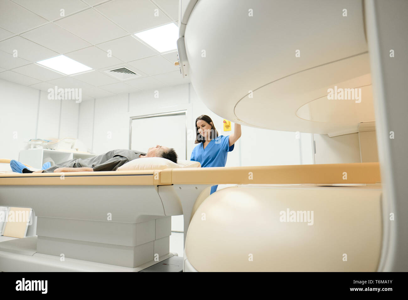 Magnetic resonance imaging machine hi-res stock photography and images ...