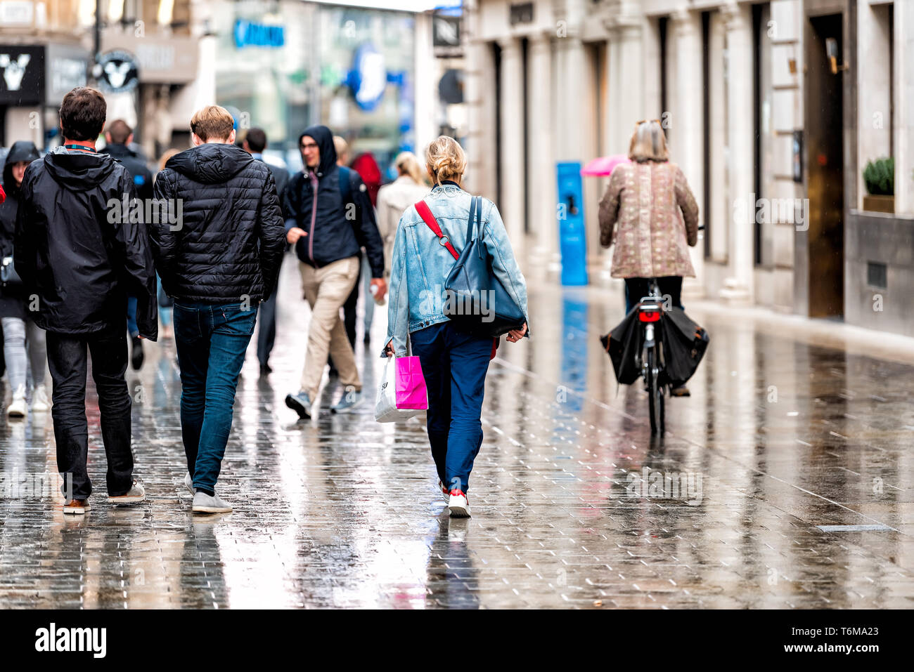 Wet pavement london hi-res stock photography and images - Alamy