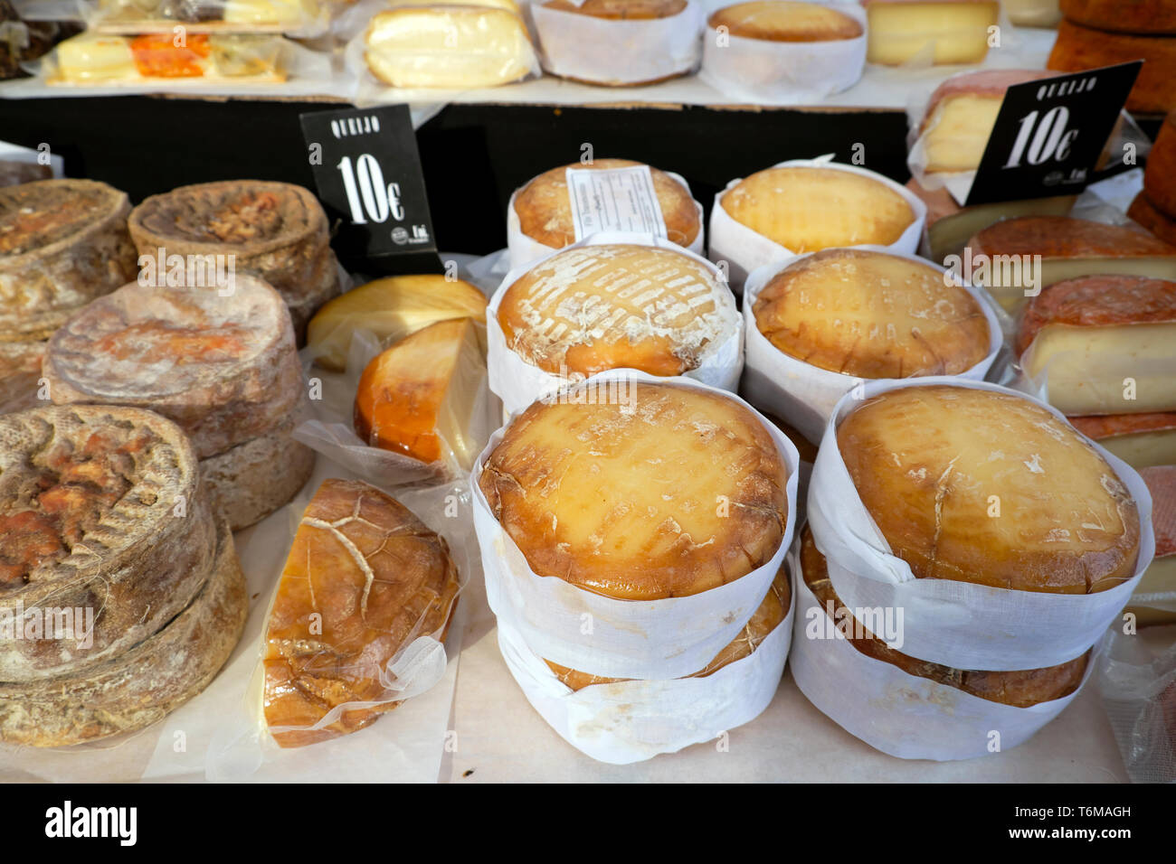 Round cheese cheeses hi-res stock photography and images - Alamy