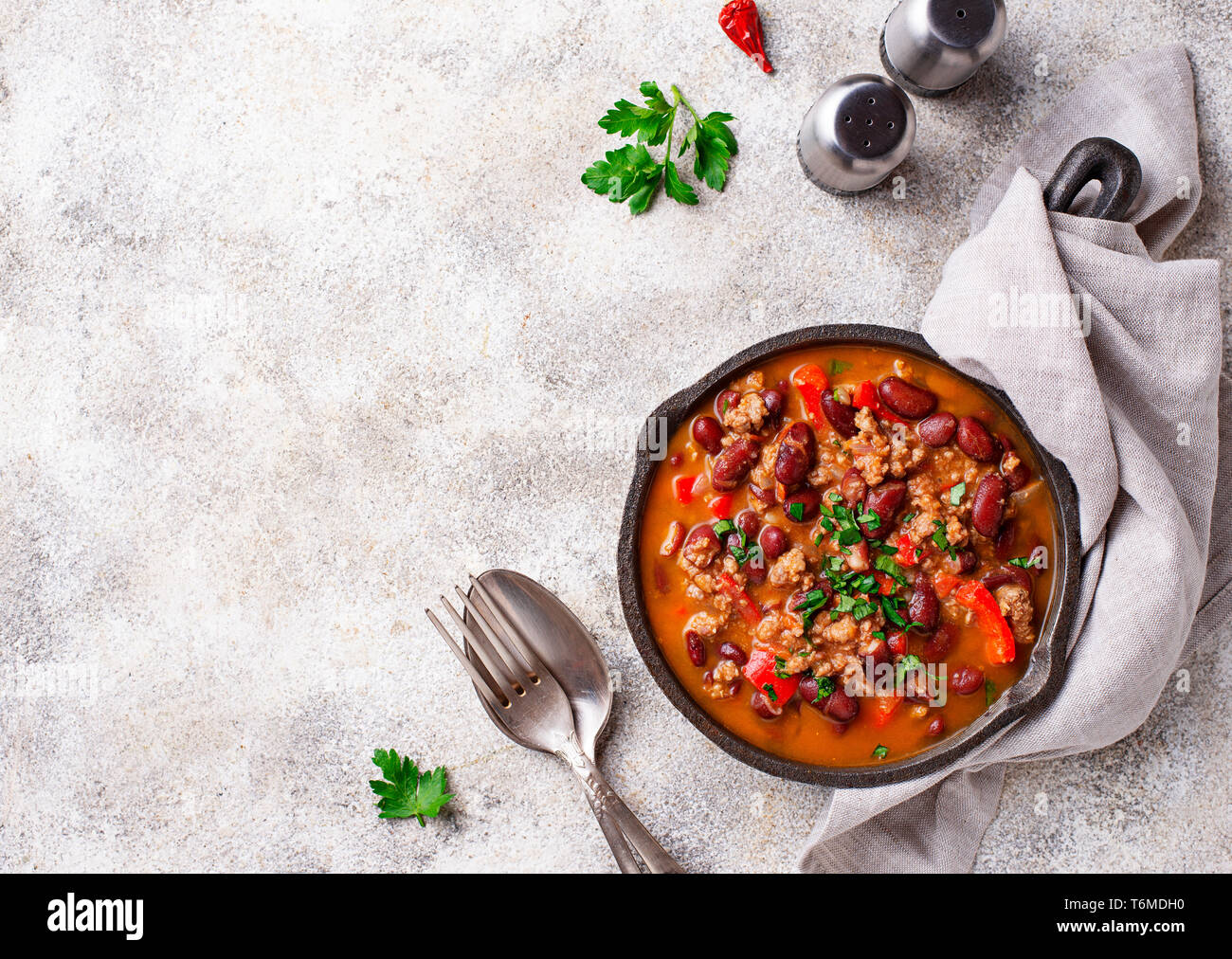 Traditional Mexican dish chili con carne Stock Photo - Alamy