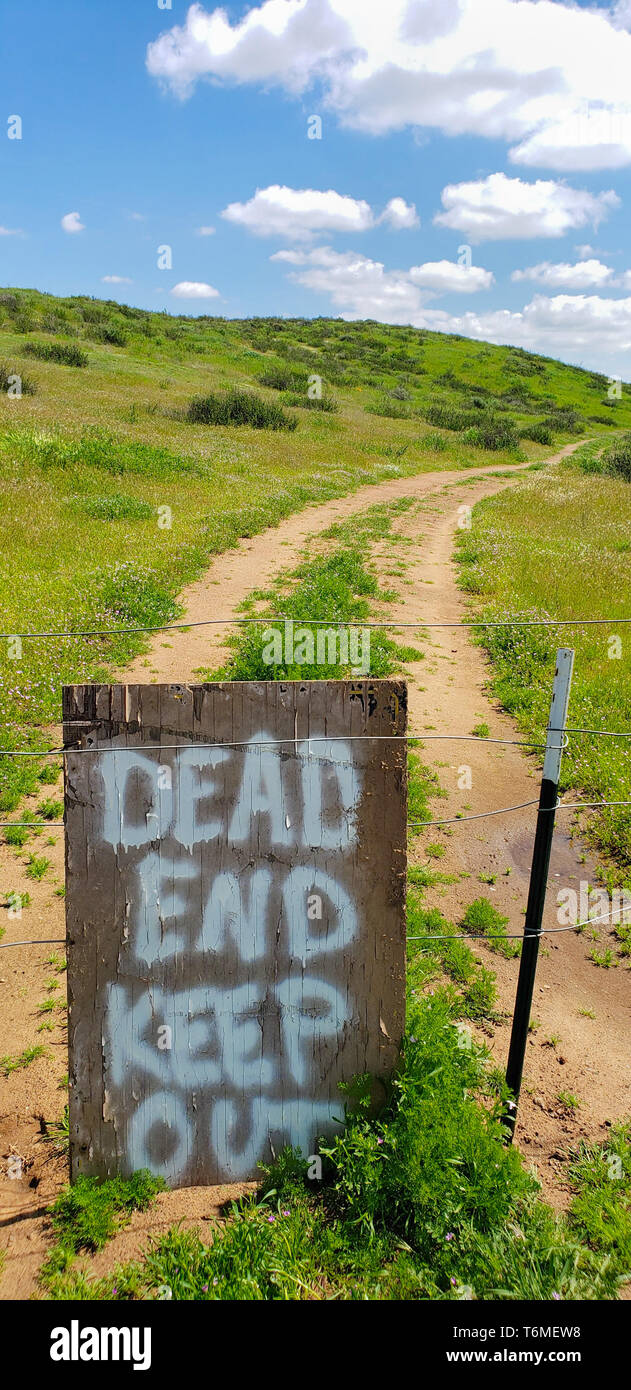 Dead End Keep Out Sign On Wire Fence At Dirt Road Stock Photo - Alamy
