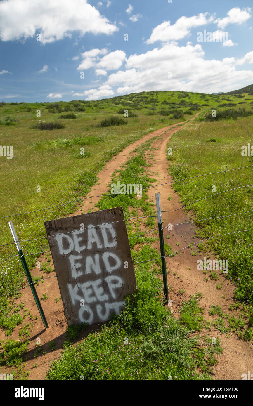 Dead End Keep Out Sign On Wire Fence At Dirt Road Stock Photo - Alamy
