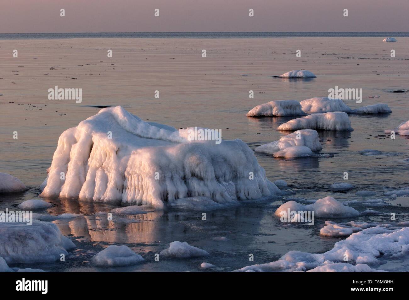 Snowy rocks hi-res stock photography and images - Alamy