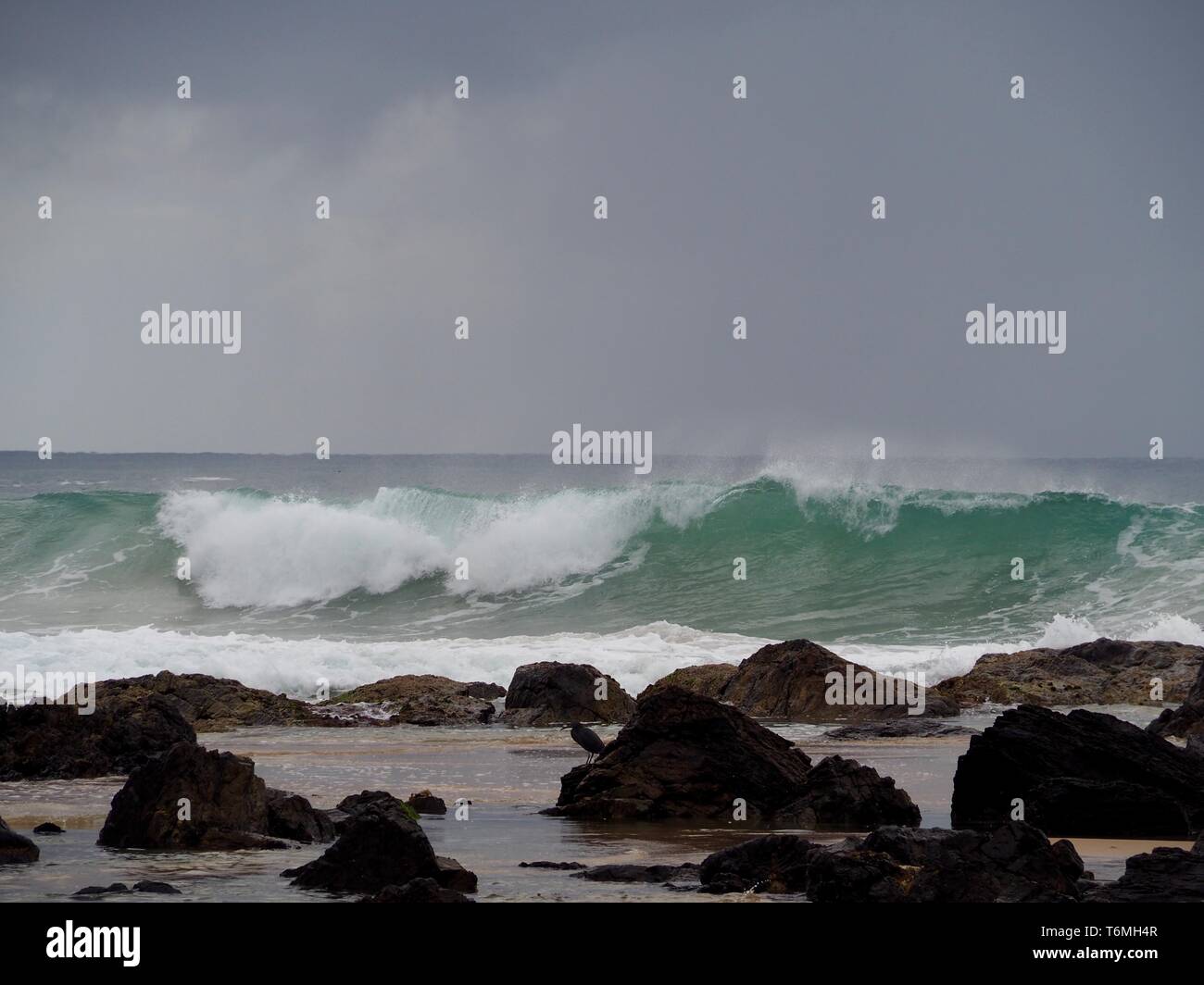 Surf waves crashing against the rocks on Australian Beach Stock Photo ...